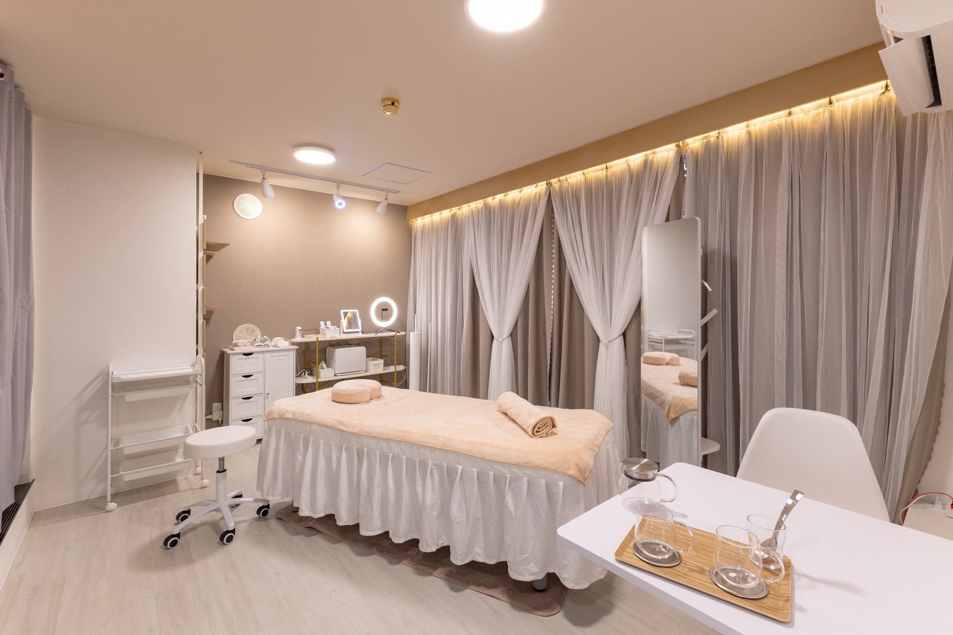 伏見栄・伏見の真ん中✨アクセス良好✨完全個室のデザイナーズルーム✨可燃ごみ捨て無料✨の写真1