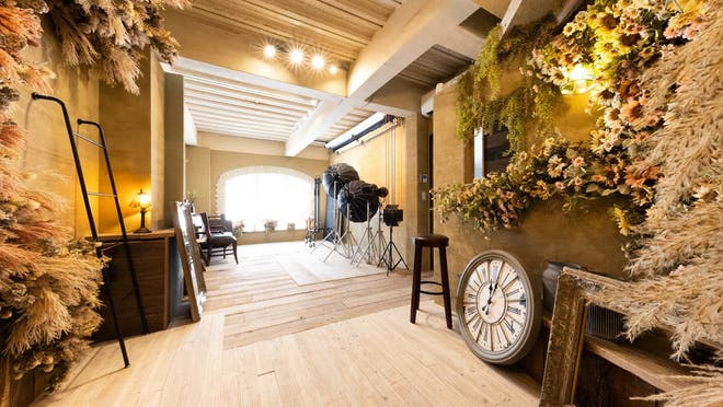 ドライフラワーとアーチ窓に包まれた本格的アンティーク撮影スタジオ|アパレル|ポートレート|物撮り|ムービーの写真1