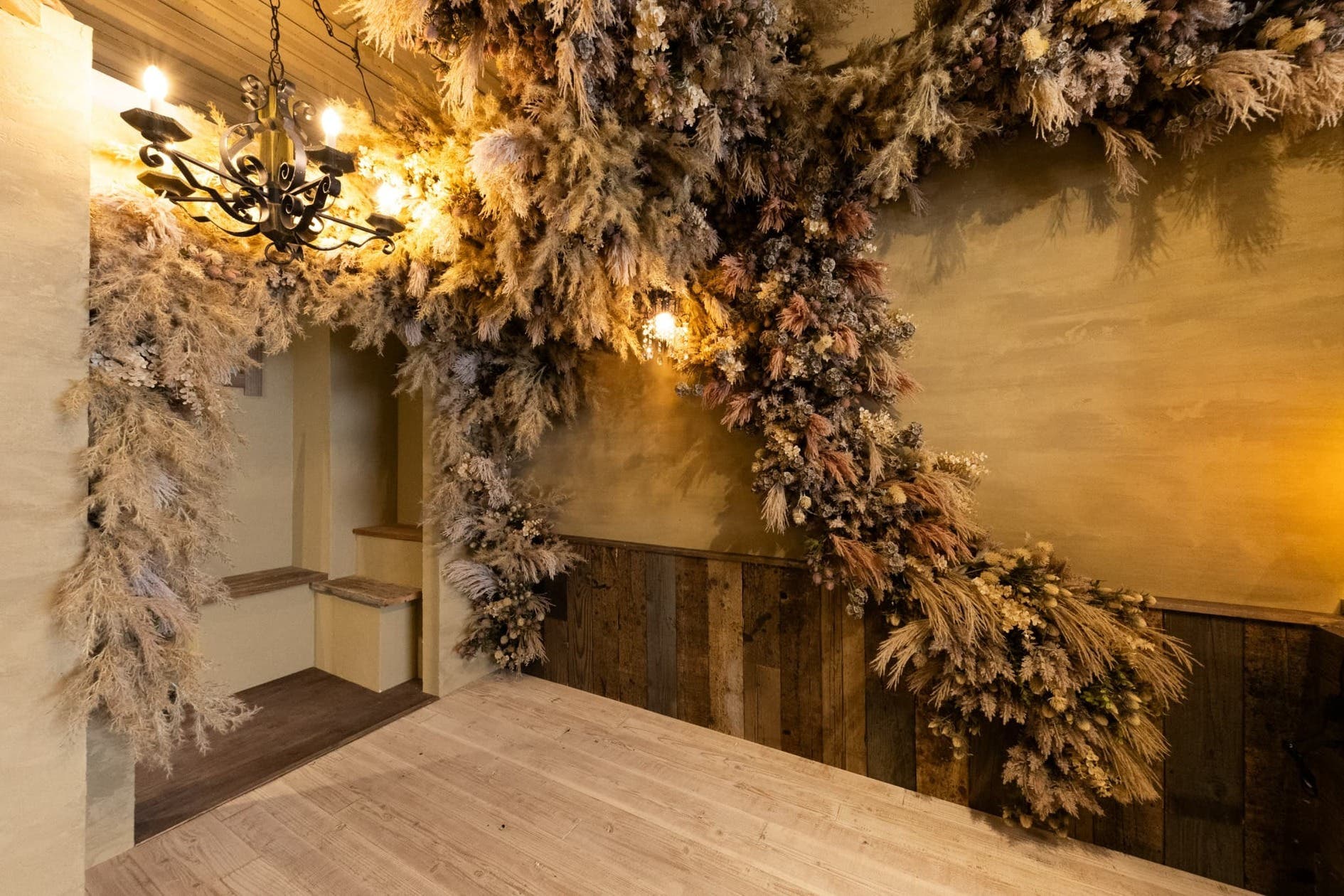 ドライフラワーとアーチ窓に包まれた本格的アンティーク撮影スタジオ｜アパレル｜ポートレート｜物撮り｜ムービーの写真12