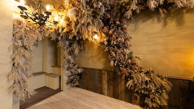 ドライフラワーとアーチ窓に包まれた本格的アンティーク撮影スタジオ|アパレル|ポートレート|物撮り|ムービーの写真12