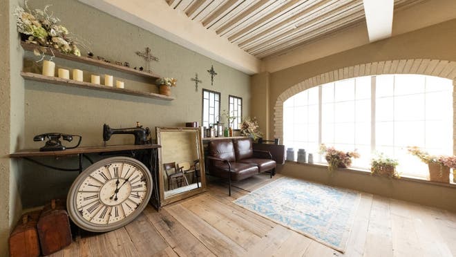 ドライフラワーとアーチ窓に包まれた本格的アンティーク撮影スタジオ|アパレル|ポートレート|物撮り|ムービーの写真2