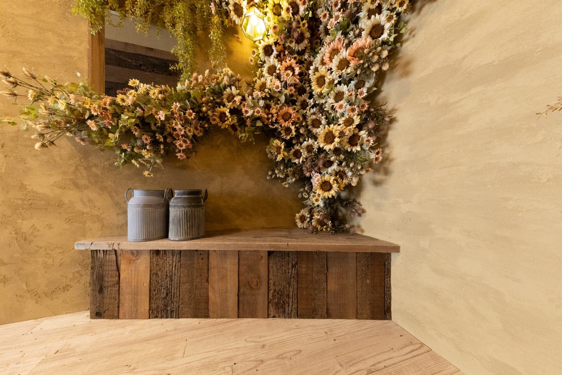 ドライフラワーとアーチ窓に包まれた本格的アンティーク撮影スタジオ｜アパレル｜ポートレート｜物撮り｜ムービーの写真13