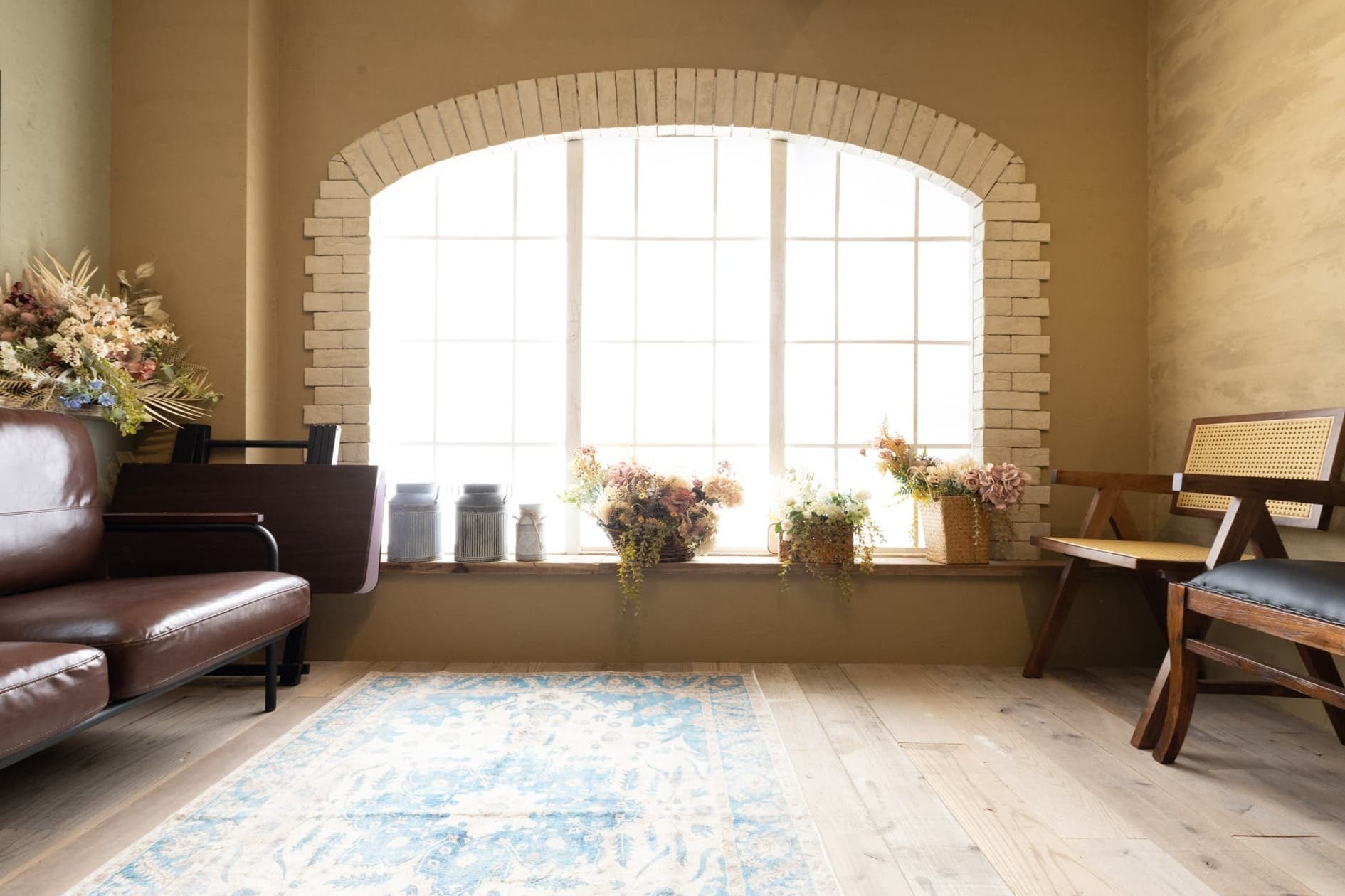 ドライフラワーとアーチ窓に包まれた本格的アンティーク撮影スタジオ｜アパレル｜ポートレート｜物撮り｜ムービーの写真14