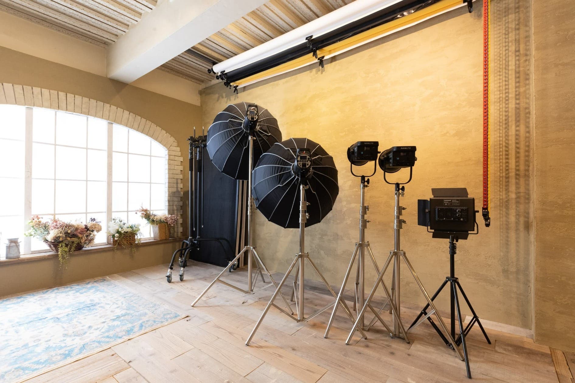 ドライフラワーとアーチ窓に包まれた本格的アンティーク撮影スタジオ｜アパレル｜ポートレート｜物撮り｜ムービーの写真15