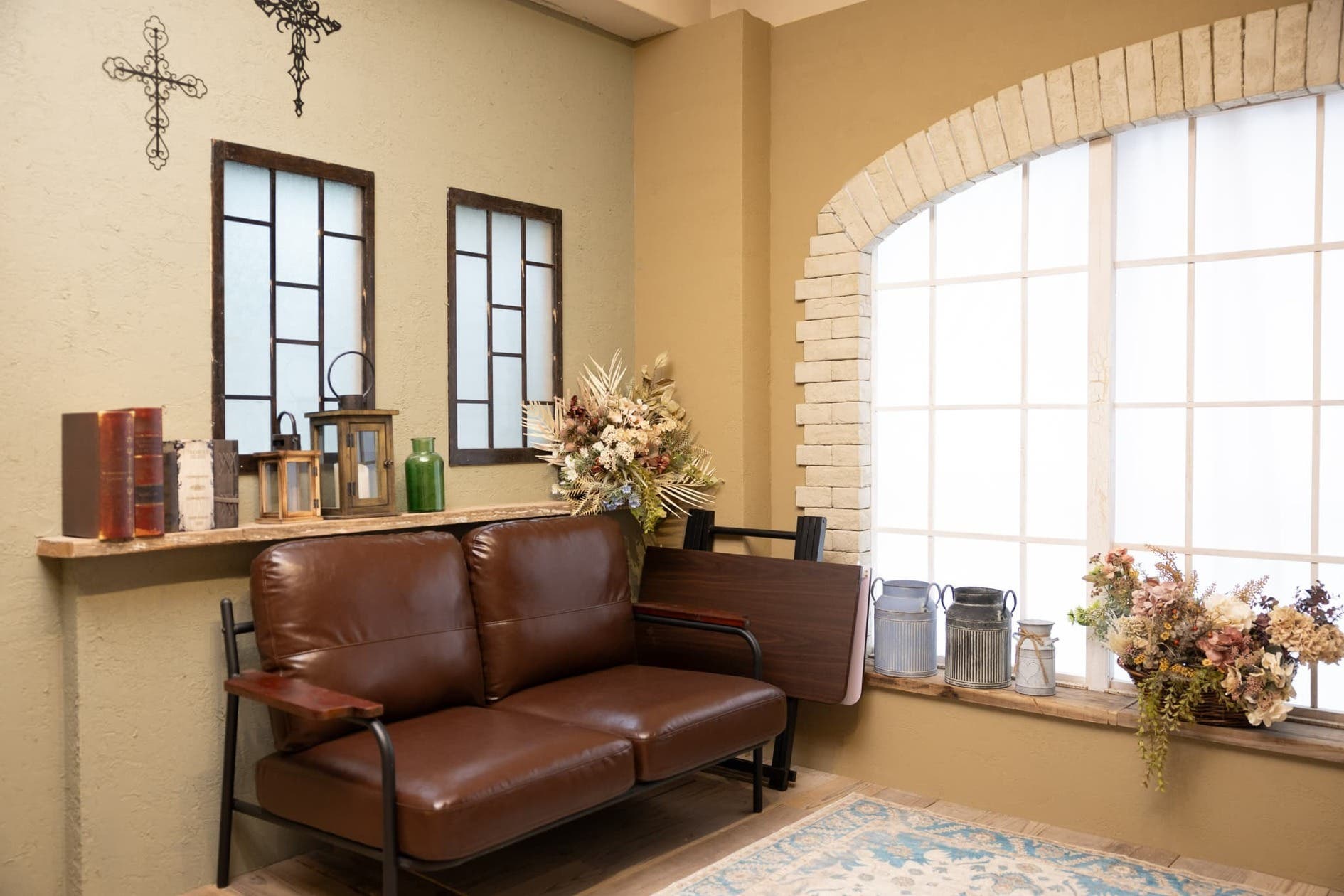 ドライフラワーとアーチ窓に包まれた本格的アンティーク撮影スタジオ｜アパレル｜ポートレート｜物撮り｜ムービーの写真16