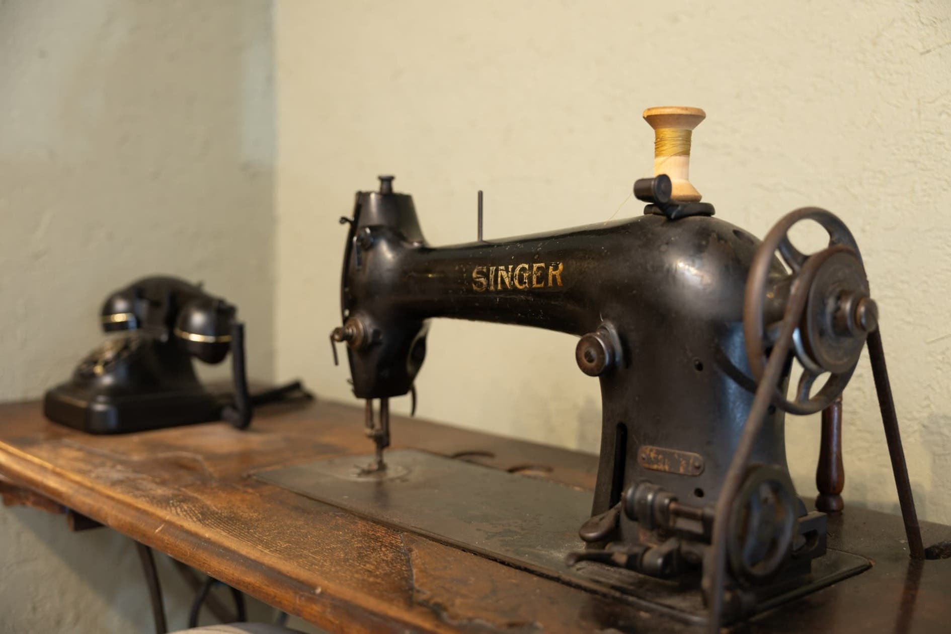 ドライフラワーとアーチ窓に包まれた本格的アンティーク撮影スタジオ｜アパレル｜ポートレート｜物撮り｜ムービーの写真17