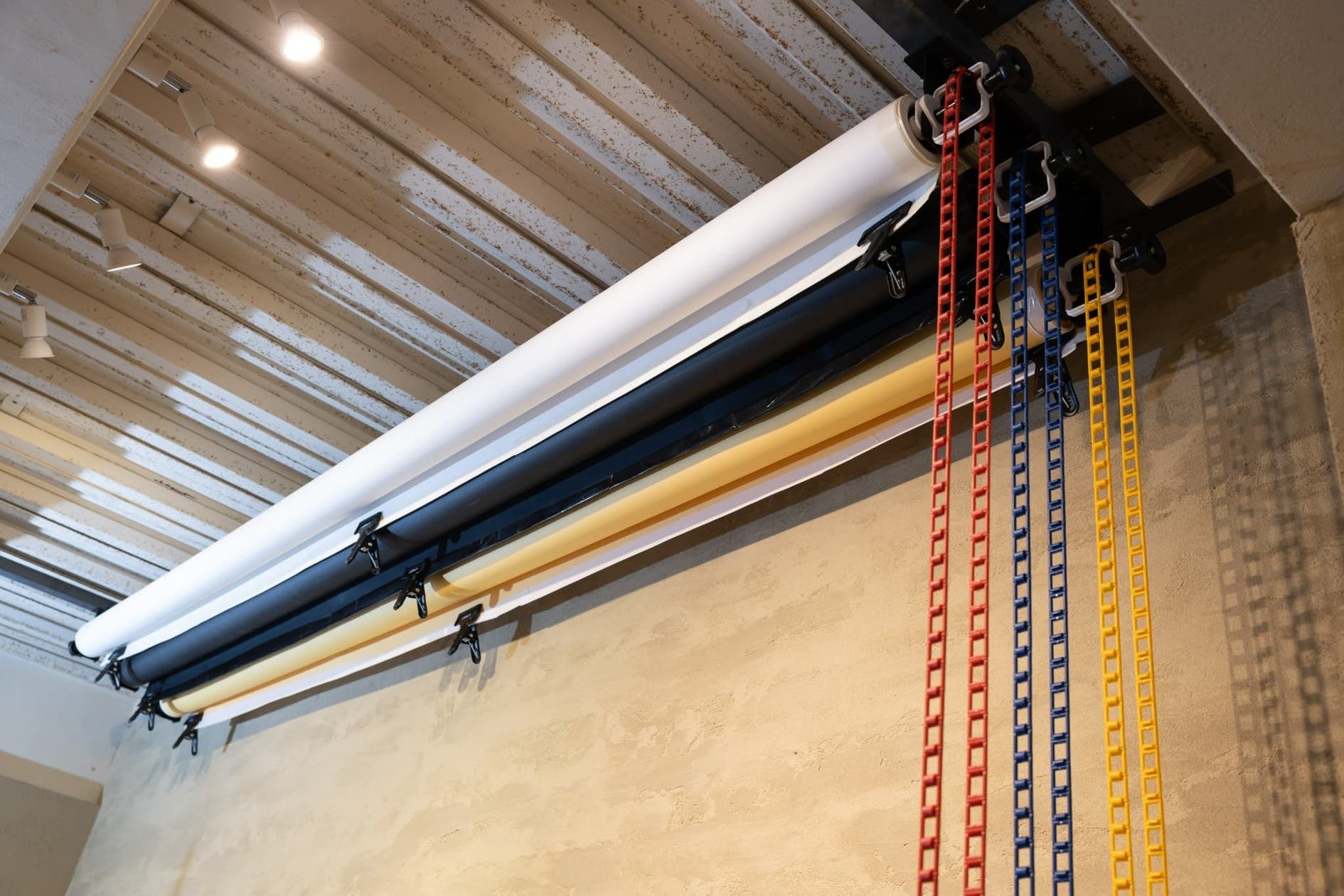 ドライフラワーとアーチ窓に包まれた本格的アンティーク撮影スタジオ｜アパレル｜ポートレート｜物撮り｜ムービーの写真19