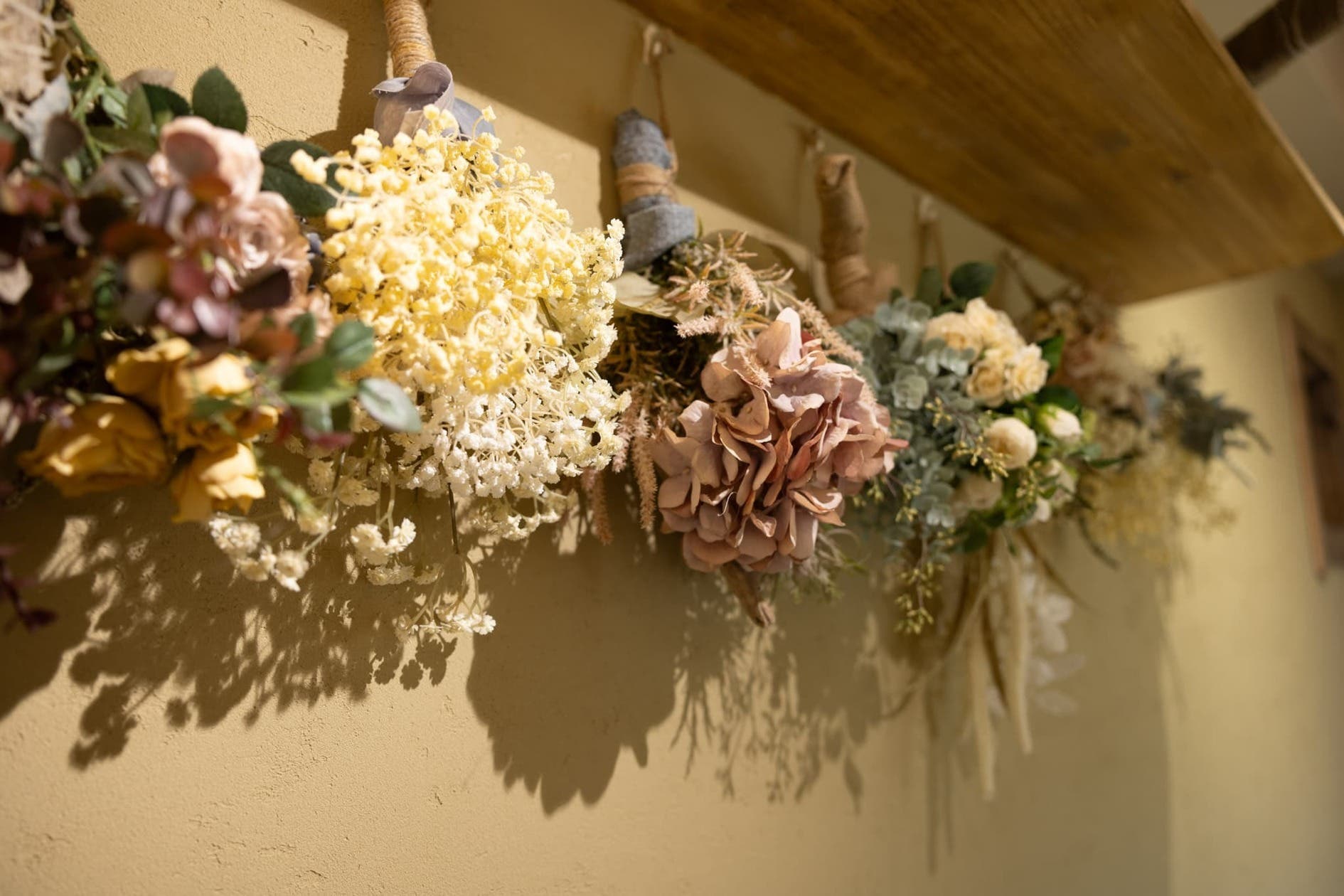 ドライフラワーとアーチ窓に包まれた本格的アンティーク撮影スタジオ｜アパレル｜ポートレート｜物撮り｜ムービーの写真20