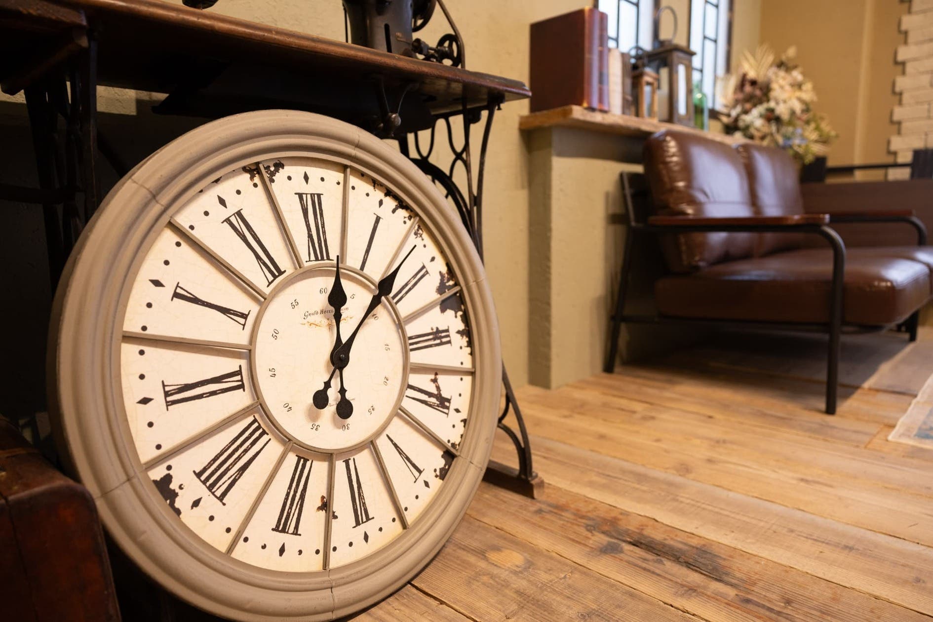 ドライフラワーとアーチ窓に包まれた本格的アンティーク撮影スタジオ｜アパレル｜ポートレート｜物撮り｜ムービーの写真21