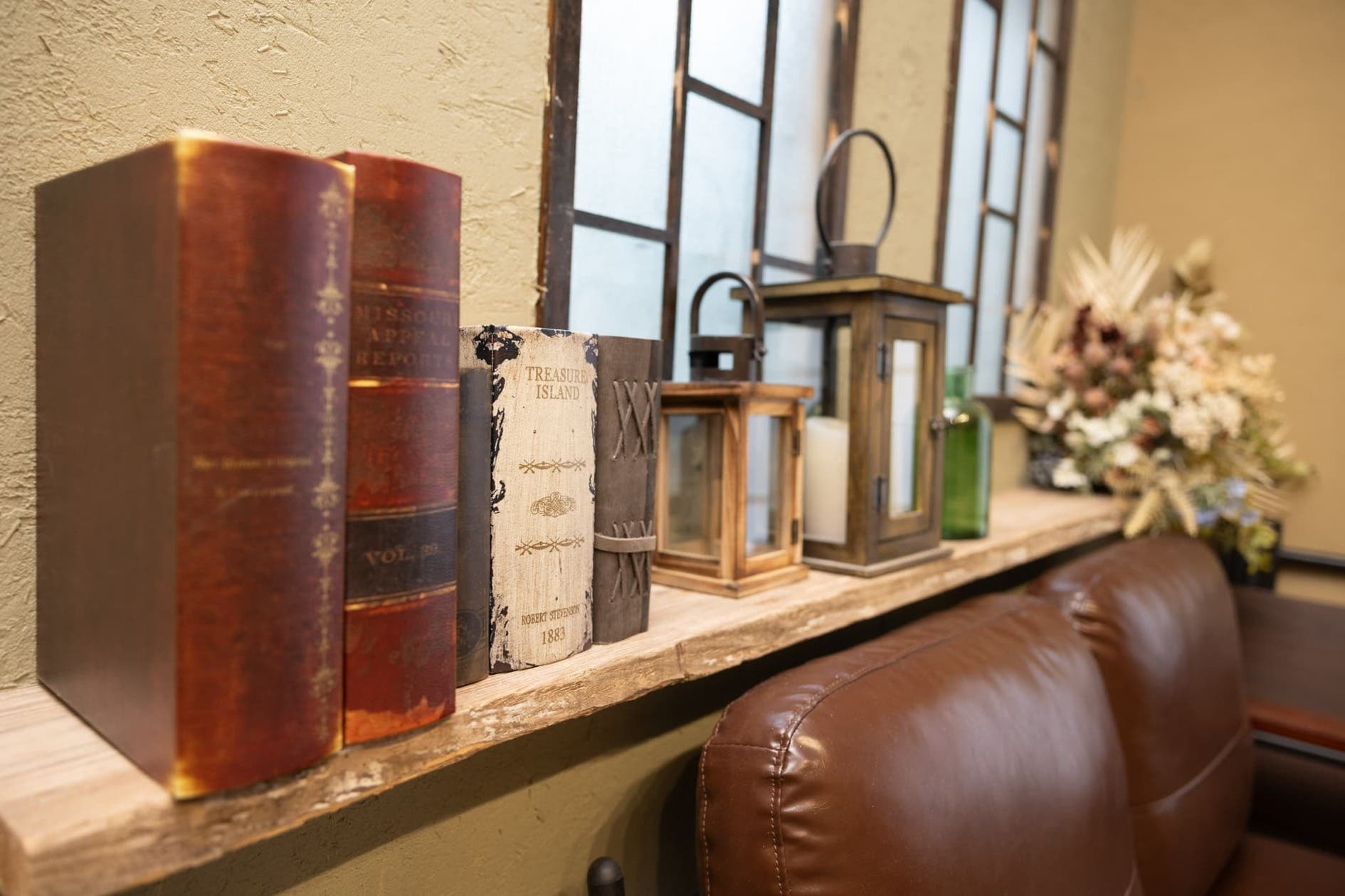 ドライフラワーとアーチ窓に包まれた本格的アンティーク撮影スタジオ｜アパレル｜ポートレート｜物撮り｜ムービーの写真22