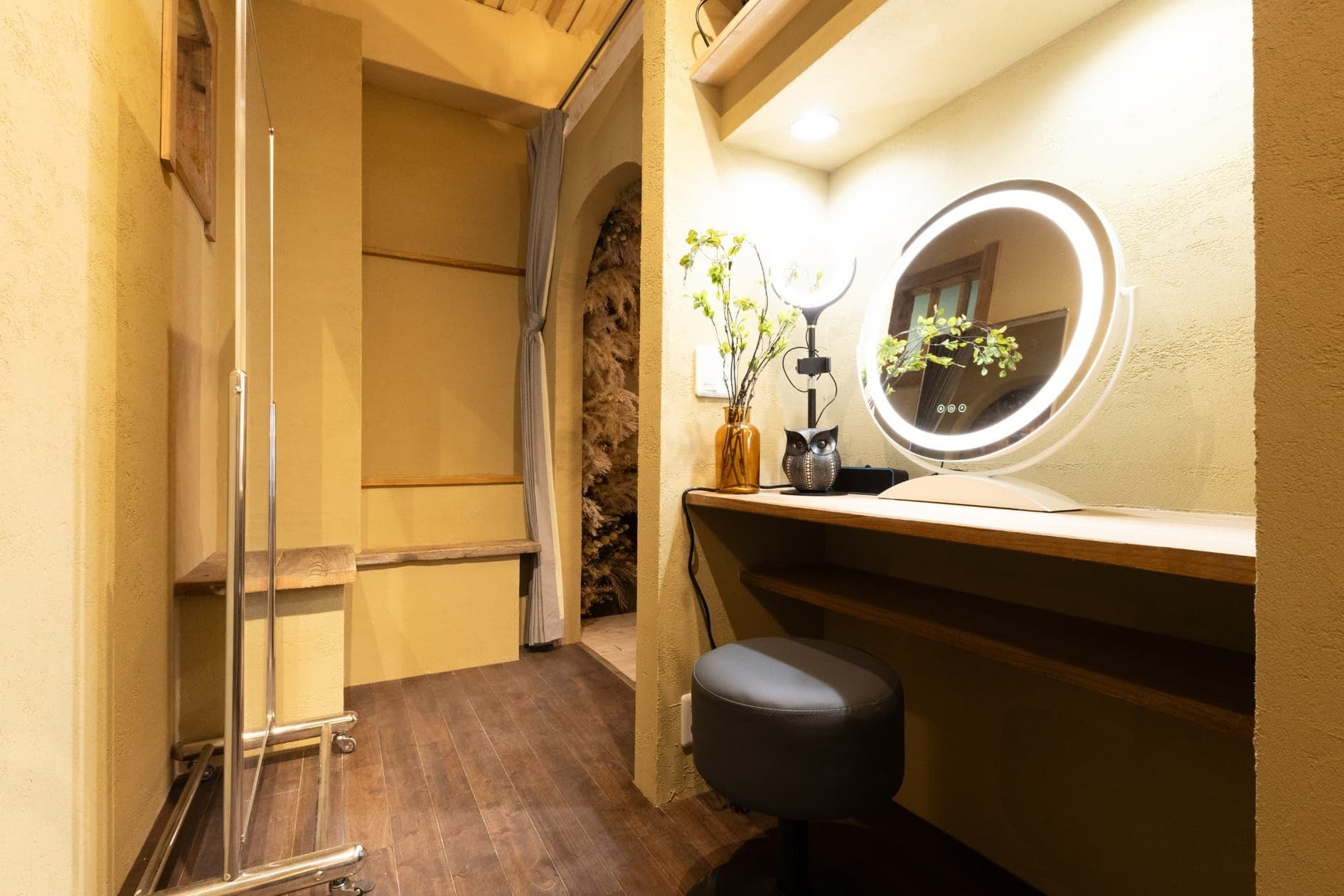 ドライフラワーとアーチ窓に包まれた本格的アンティーク撮影スタジオ｜アパレル｜ポートレート｜物撮り｜ムービーの写真24