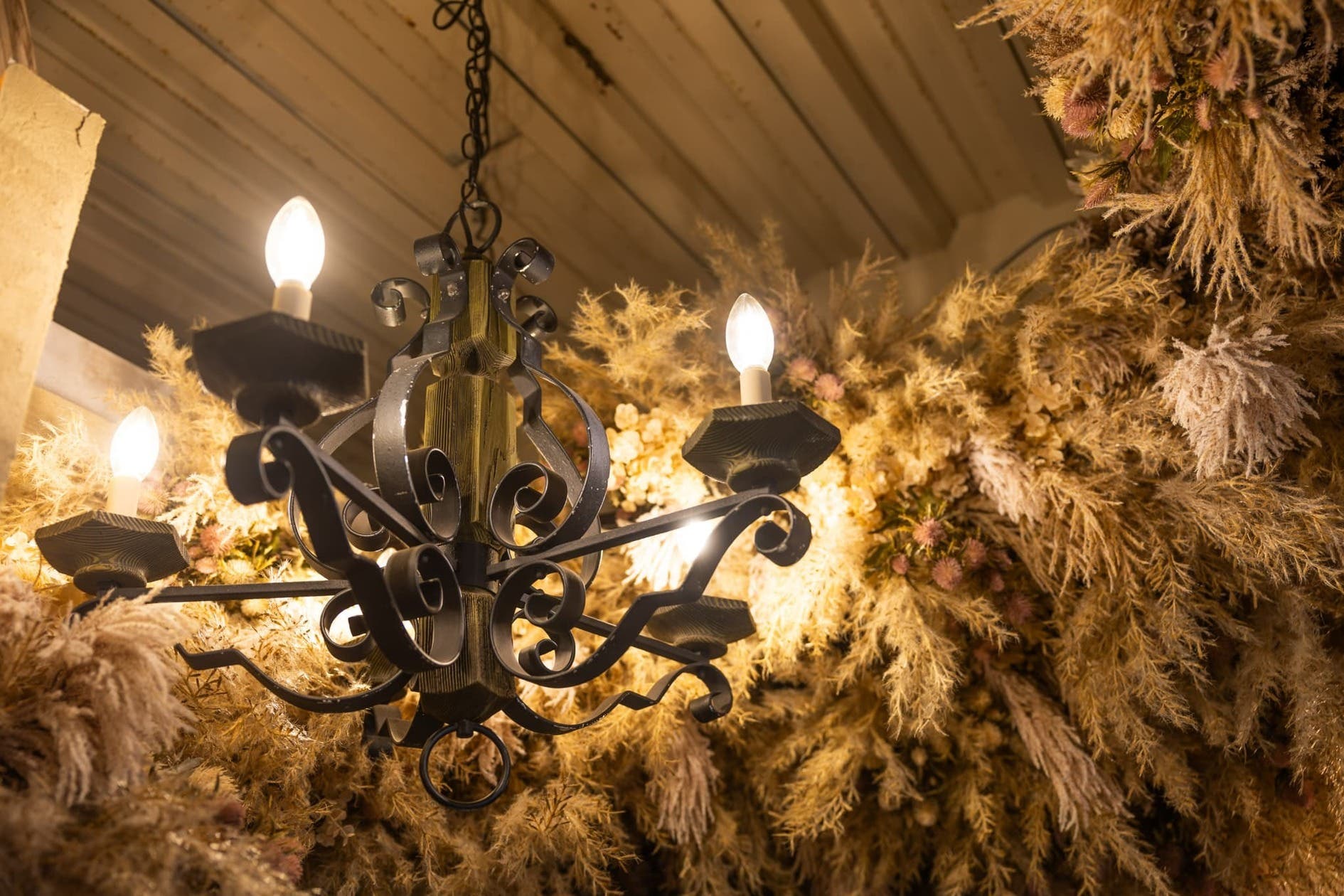 ドライフラワーとアーチ窓に包まれた本格的アンティーク撮影スタジオ｜アパレル｜ポートレート｜物撮り｜ムービーの写真25