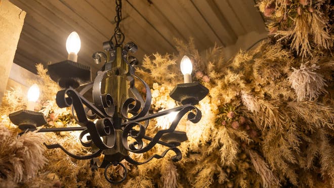 ドライフラワーとアーチ窓に包まれた本格的アンティーク撮影スタジオ|アパレル|ポートレート|物撮り|ムービーの写真25