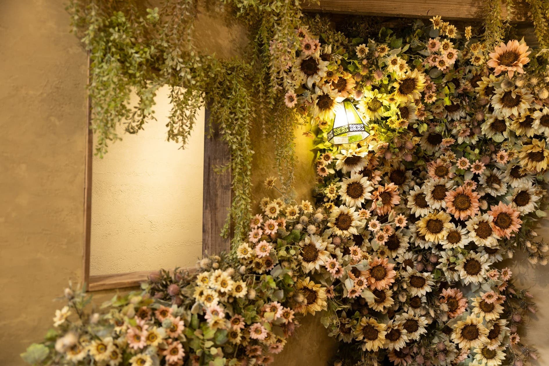 ドライフラワーとアーチ窓に包まれた本格的アンティーク撮影スタジオ｜アパレル｜ポートレート｜物撮り｜ムービーの写真26