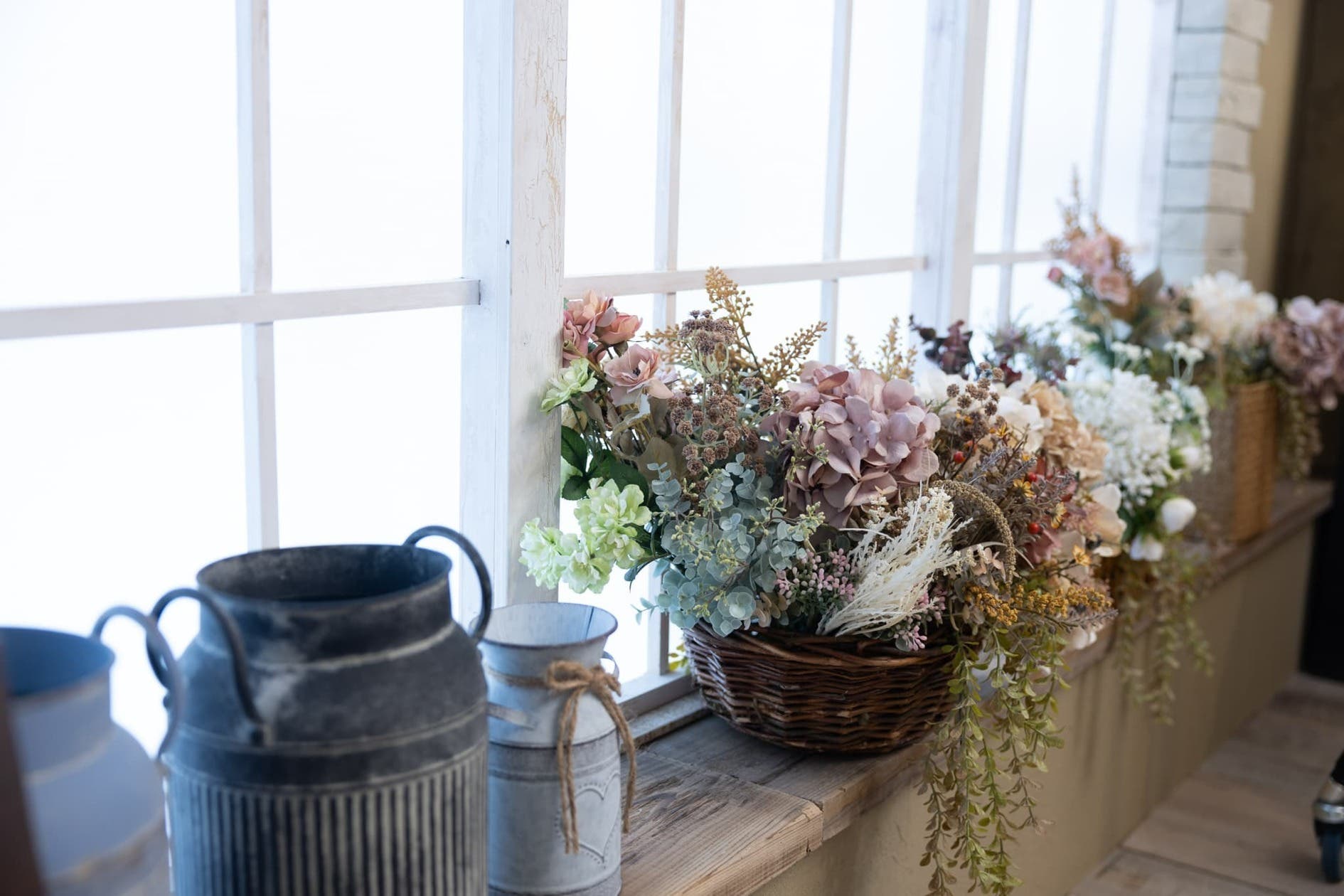 ドライフラワーとアーチ窓に包まれた本格的アンティーク撮影スタジオ｜アパレル｜ポートレート｜物撮り｜ムービーの写真28