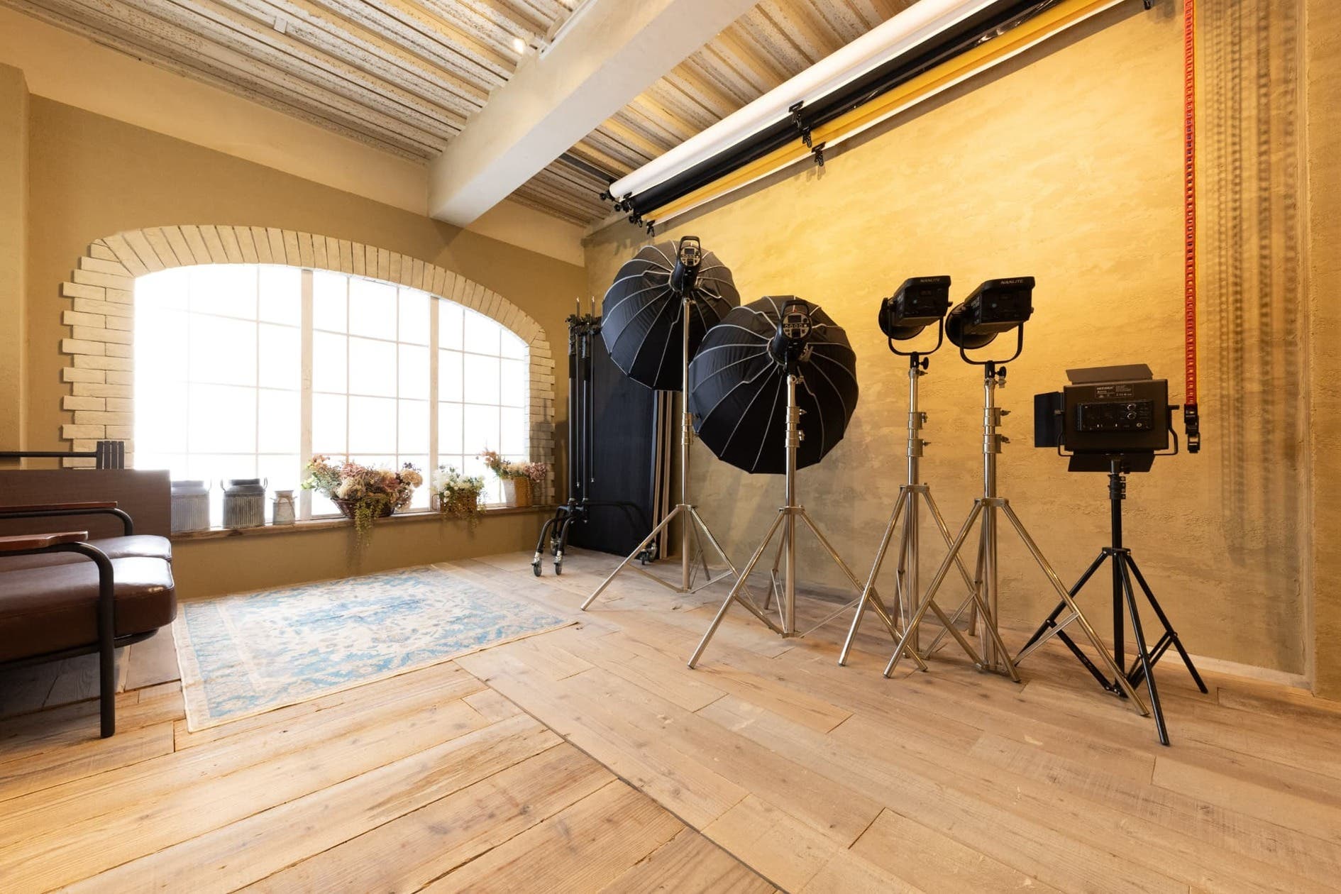 ドライフラワーとアーチ窓に包まれた本格的アンティーク撮影スタジオ｜アパレル｜ポートレート｜物撮り｜ムービーの写真30