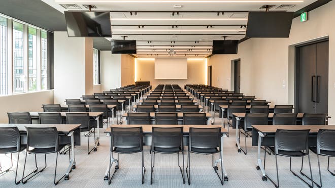 御堂会館4階Aホール 大阪メトロ本町駅徒歩1分のネット会議対応の貸ホール!の写真1