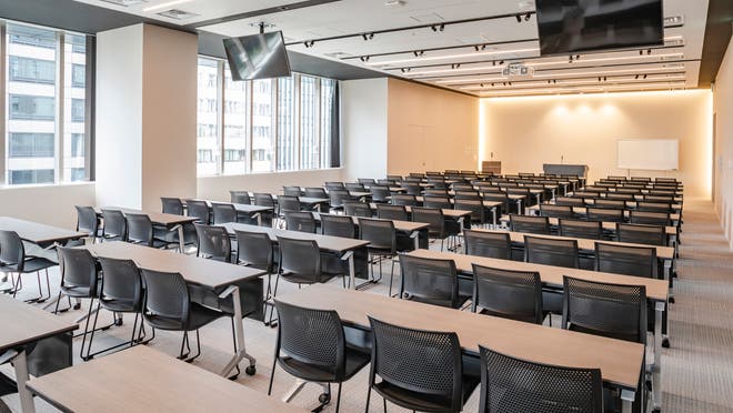 御堂会館4階Aホール 大阪メトロ本町駅徒歩1分のネット会議対応の貸ホール!の写真2