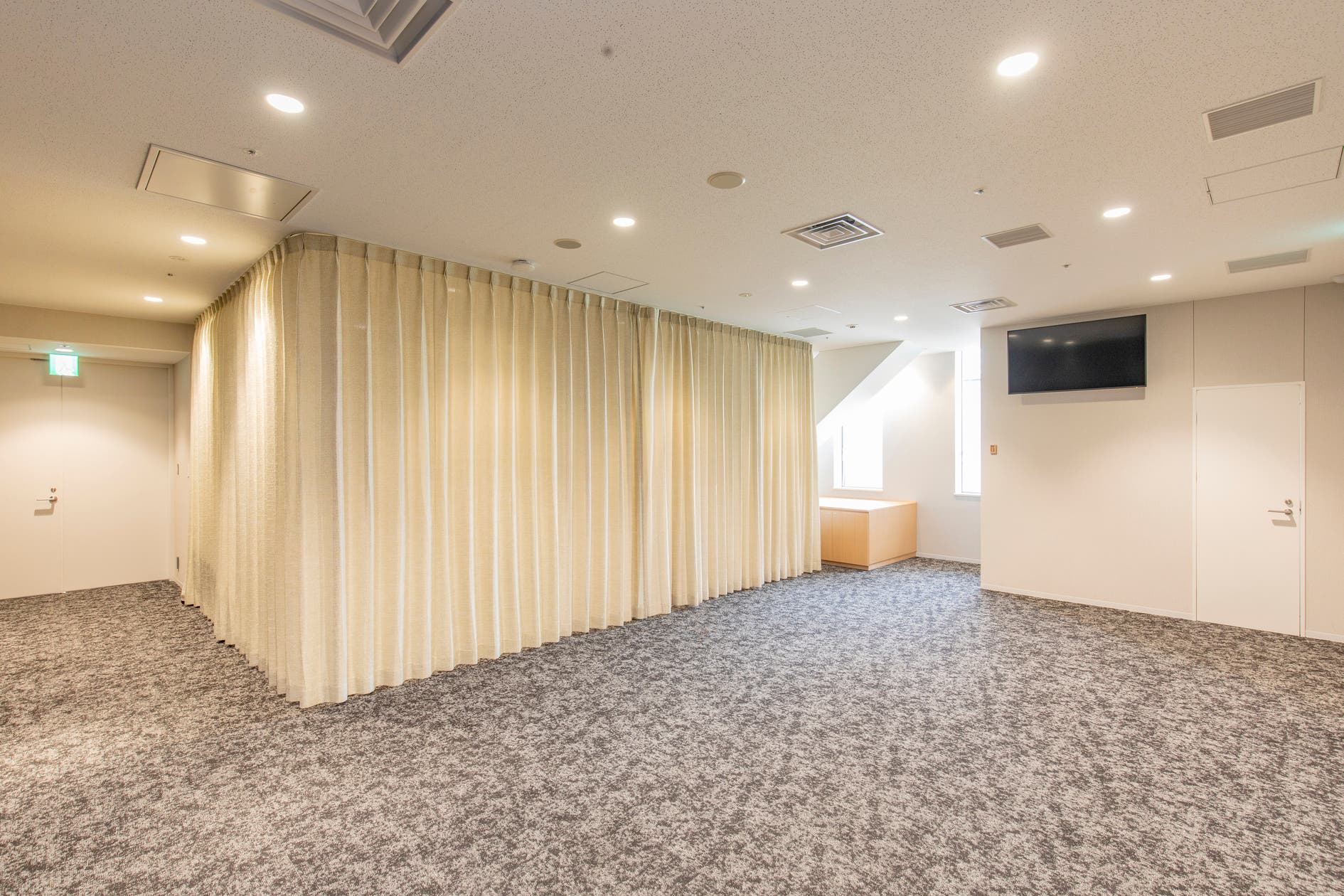 御堂会館4階Aホール　大阪メトロ本町駅徒歩1分のネット会議対応の貸ホール！の写真4