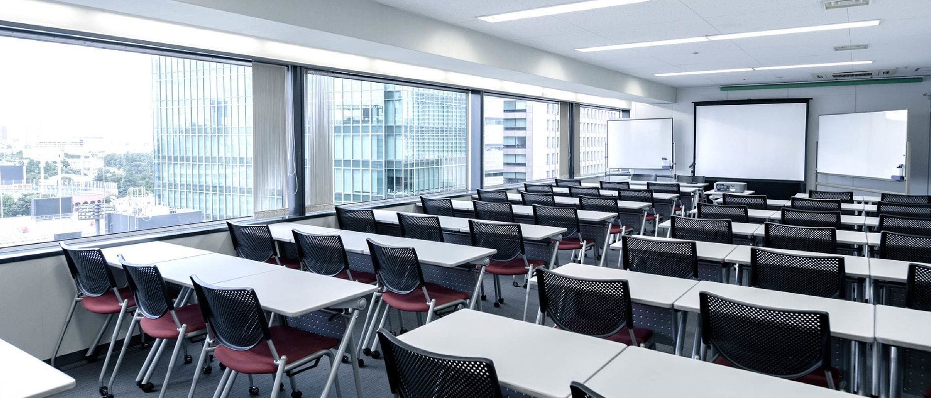 RoomF【外苑前駅から徒歩20秒！】～スクール42名。高速WiFi！飲食物持込可（ゴミ持ち帰り不要）！受付常駐で安心！の写真1