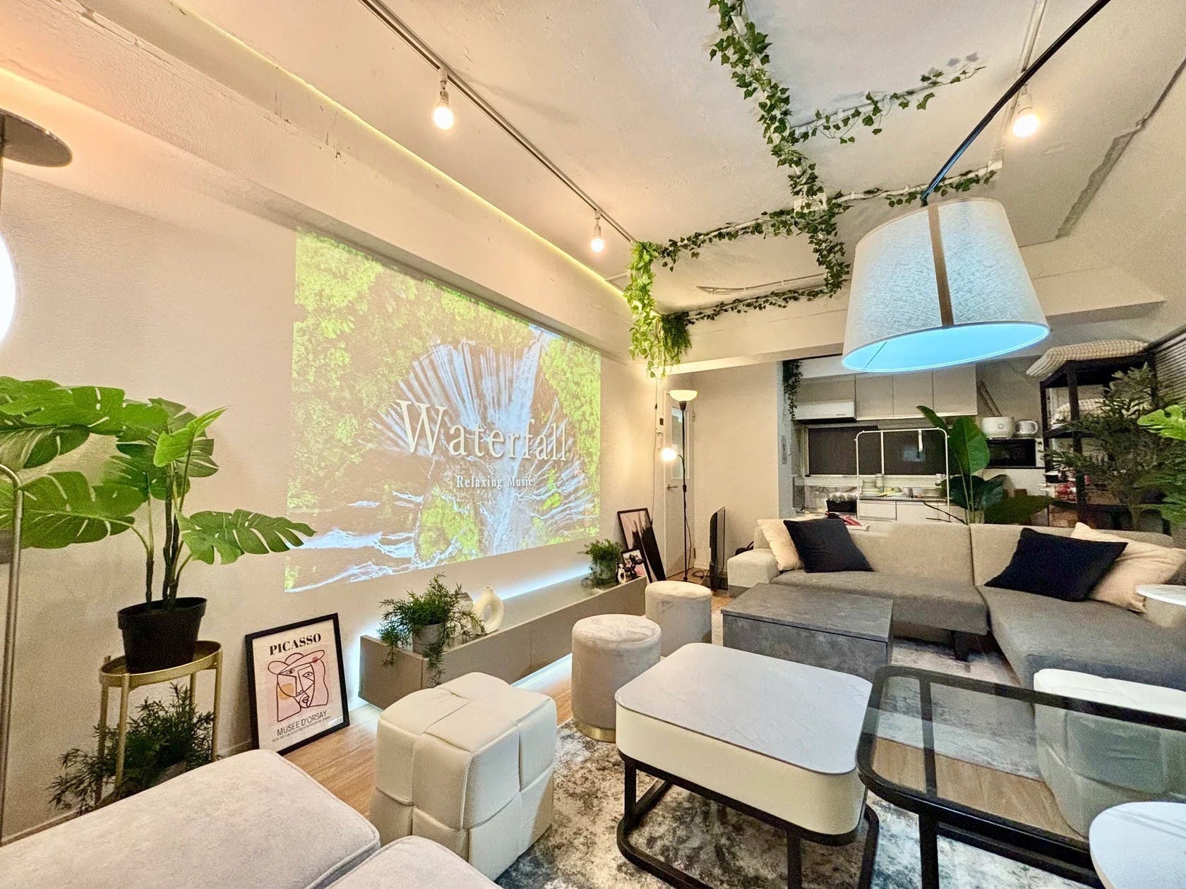 池袋駅徒歩5分🚶‍♂️最大12名◎交流会・懇親会に最適✨女子会・推し活・忘年会🍷映画鑑賞🎥コスプレ撮影📷クリスマス🎄の写真22