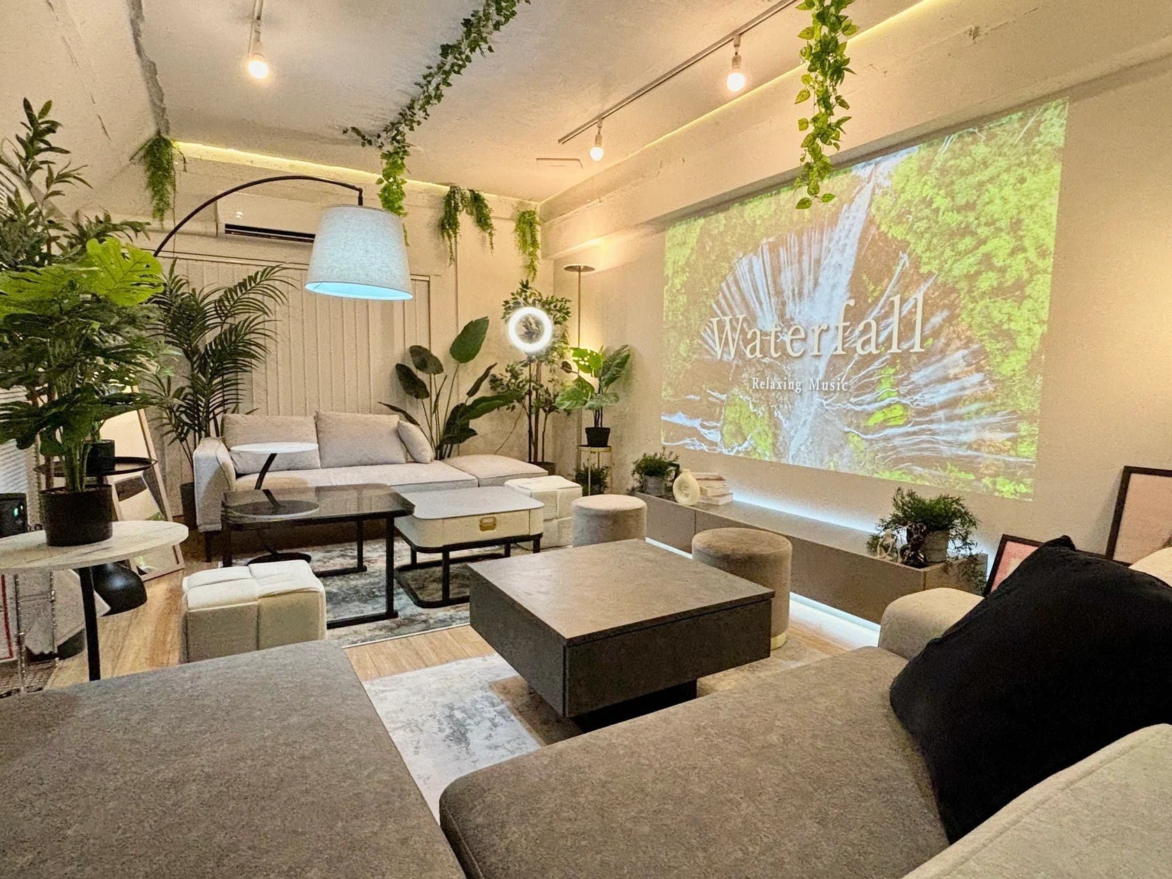 池袋駅徒歩5分🚶‍♂️最大12名◎交流会・懇親会に最適✨女子会・推し活・忘年会🍷映画鑑賞🎥コスプレ撮影📷クリスマス🎄の写真23