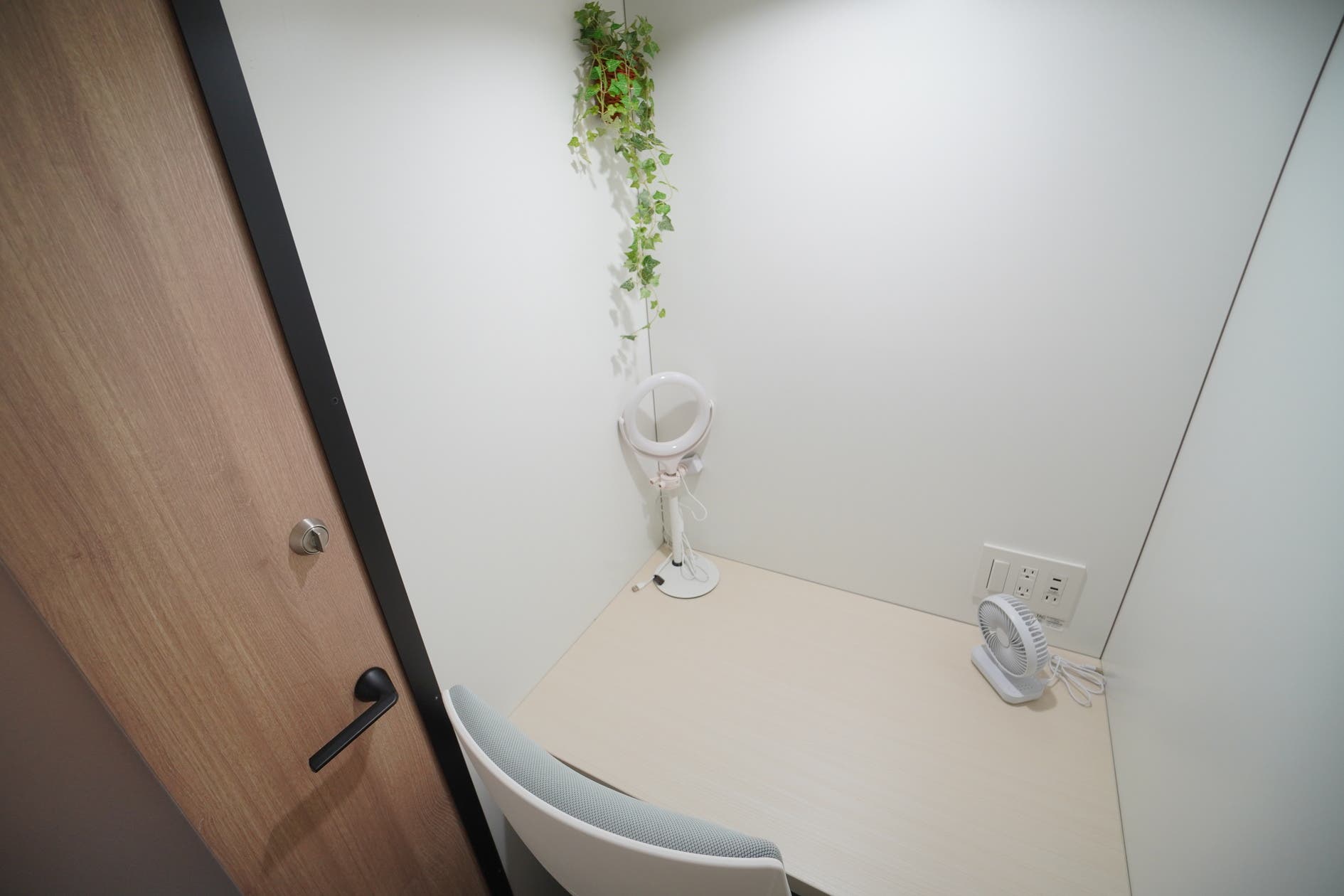 ＜ビズボ東京駅八重洲日本橋No.1＞【OPEN SALE】【換気ファン付完全個室】日本橋駅A7番出口徒歩1分🚃光Wi-Fi📶電源の写真2