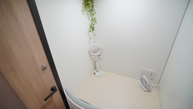 <ビズボ東京駅八重洲日本橋No.1>【OPEN SALE】【換気ファン付完全個室】日本橋駅A7番出口徒歩1分🚃光Wi-Fi📶電源の写真2