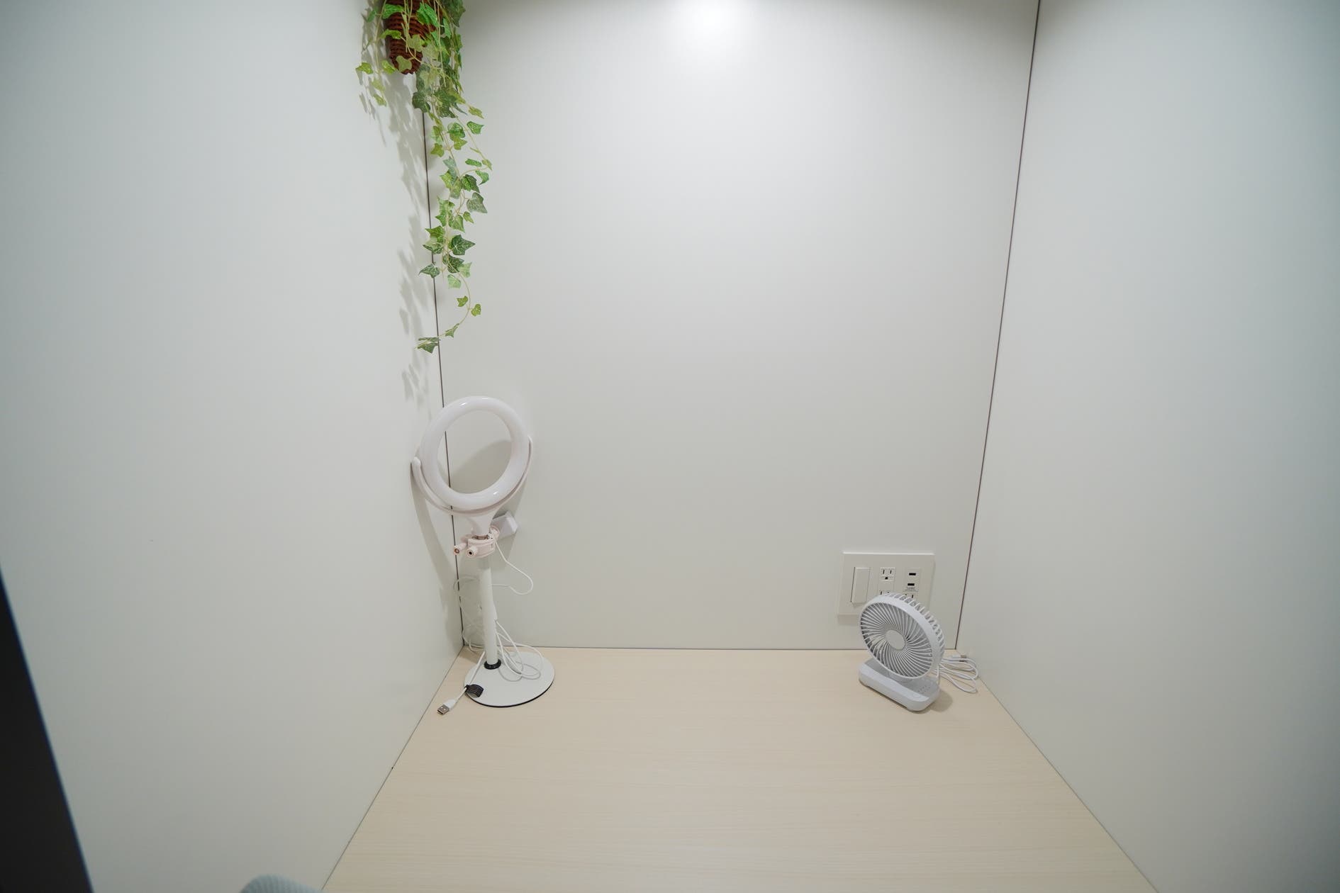 ＜ビズボ東京駅八重洲日本橋No.1＞【OPEN SALE】【換気ファン付完全個室】日本橋駅A7番出口徒歩1分🚃光Wi-Fi📶電源の写真3