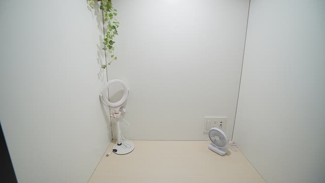 <ビズボ東京駅八重洲日本橋No.1>【OPEN SALE】【換気ファン付完全個室】日本橋駅A7番出口徒歩1分🚃光Wi-Fi📶電源の写真3