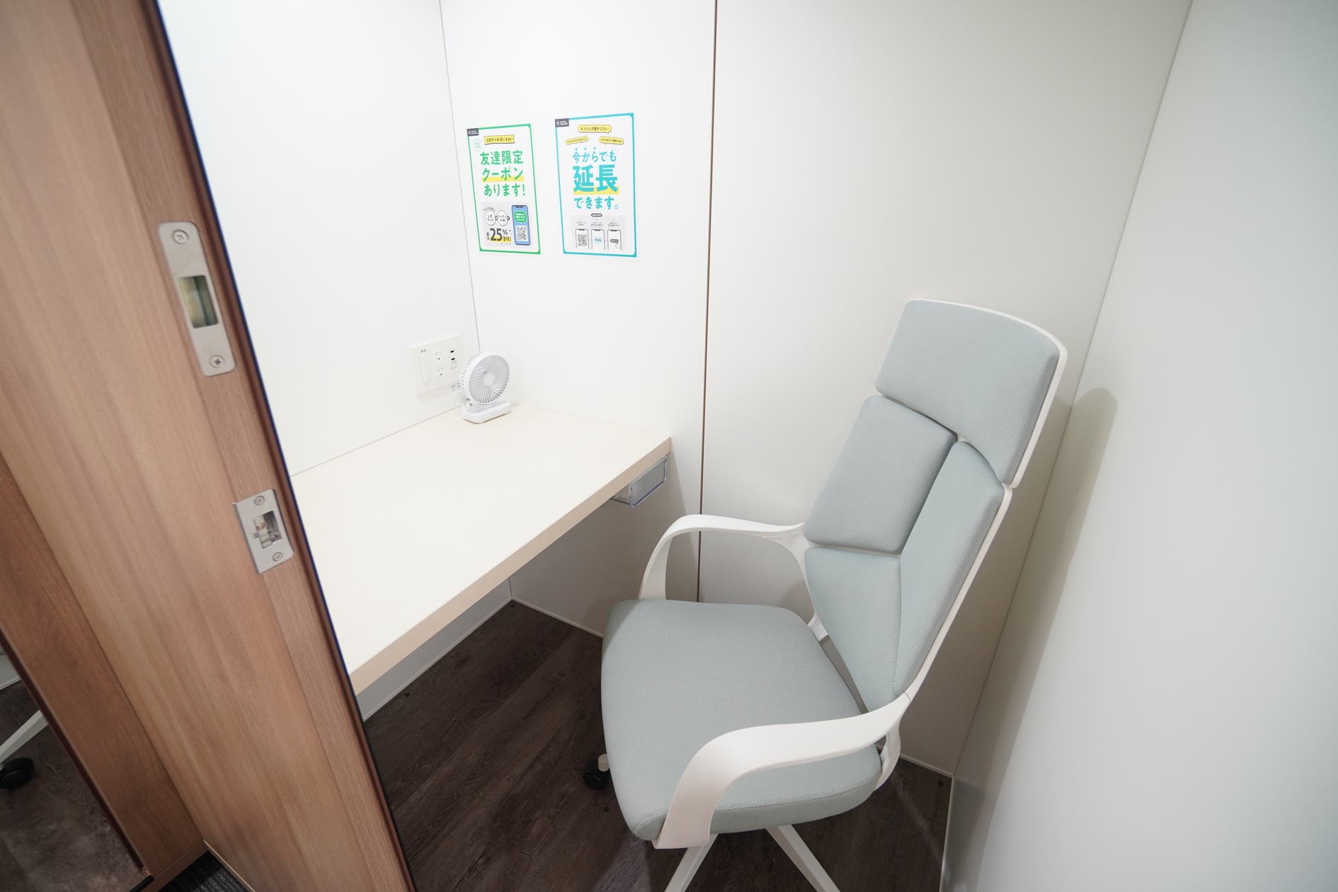 ＜ビズボ東京駅八重洲日本橋No.1＞【OPEN SALE】【換気ファン付完全個室】日本橋駅A7番出口徒歩1分🚃光Wi-Fi📶電源の写真1