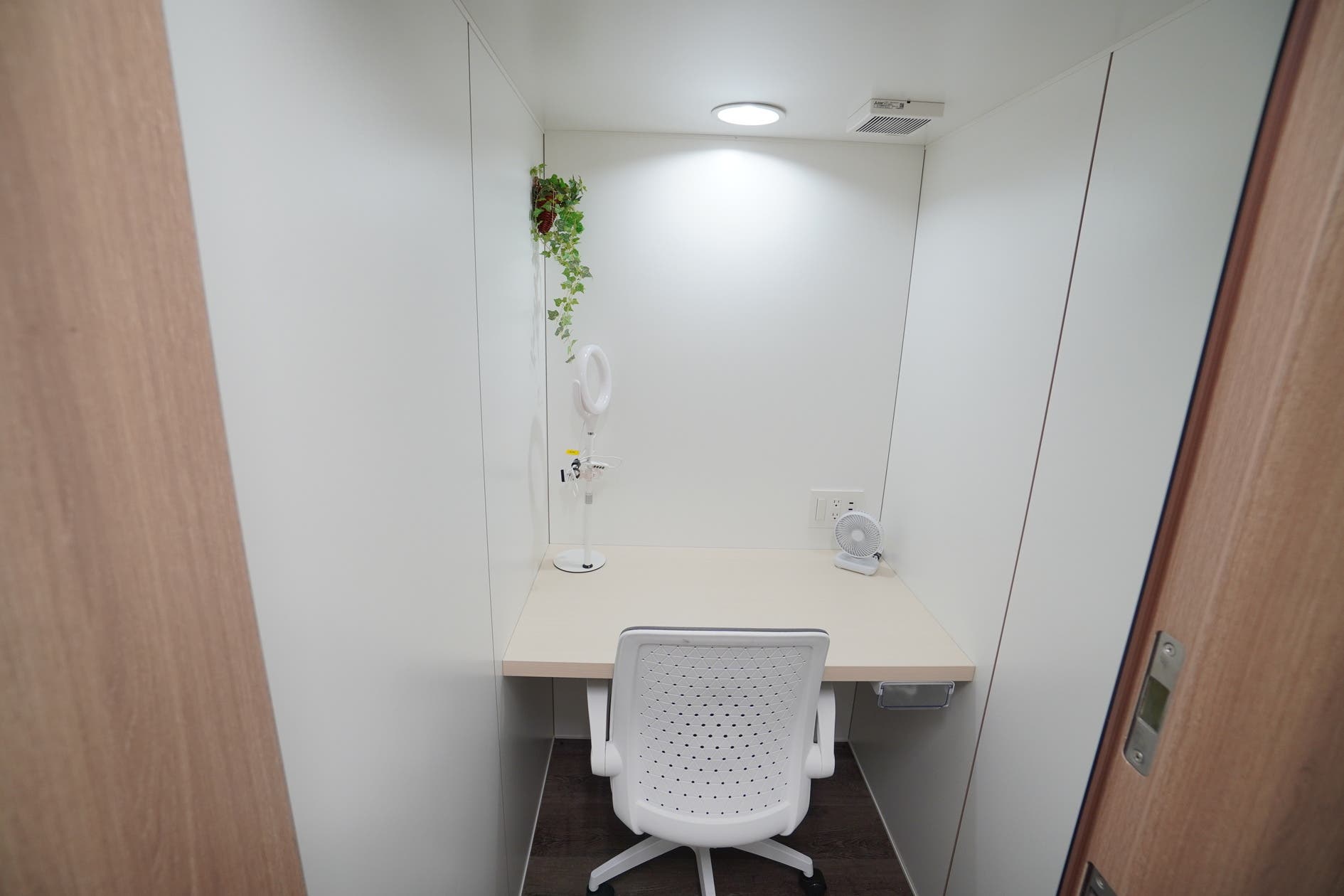 ＜ビズボ東京駅八重洲日本橋No.3＞【OPEN SALE】【換気ファン付完全個室】日本橋駅A7番出口徒歩1分🚃光Wi-Fi📶電源の写真3