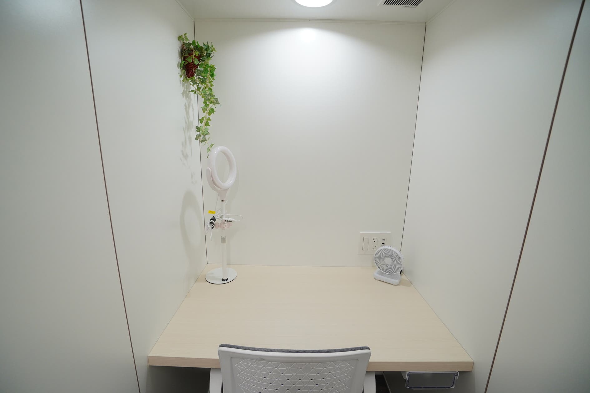 ＜ビズボ東京駅八重洲日本橋No.3＞【OPEN SALE】【換気ファン付完全個室】日本橋駅A7番出口徒歩1分🚃光Wi-Fi📶電源の写真2