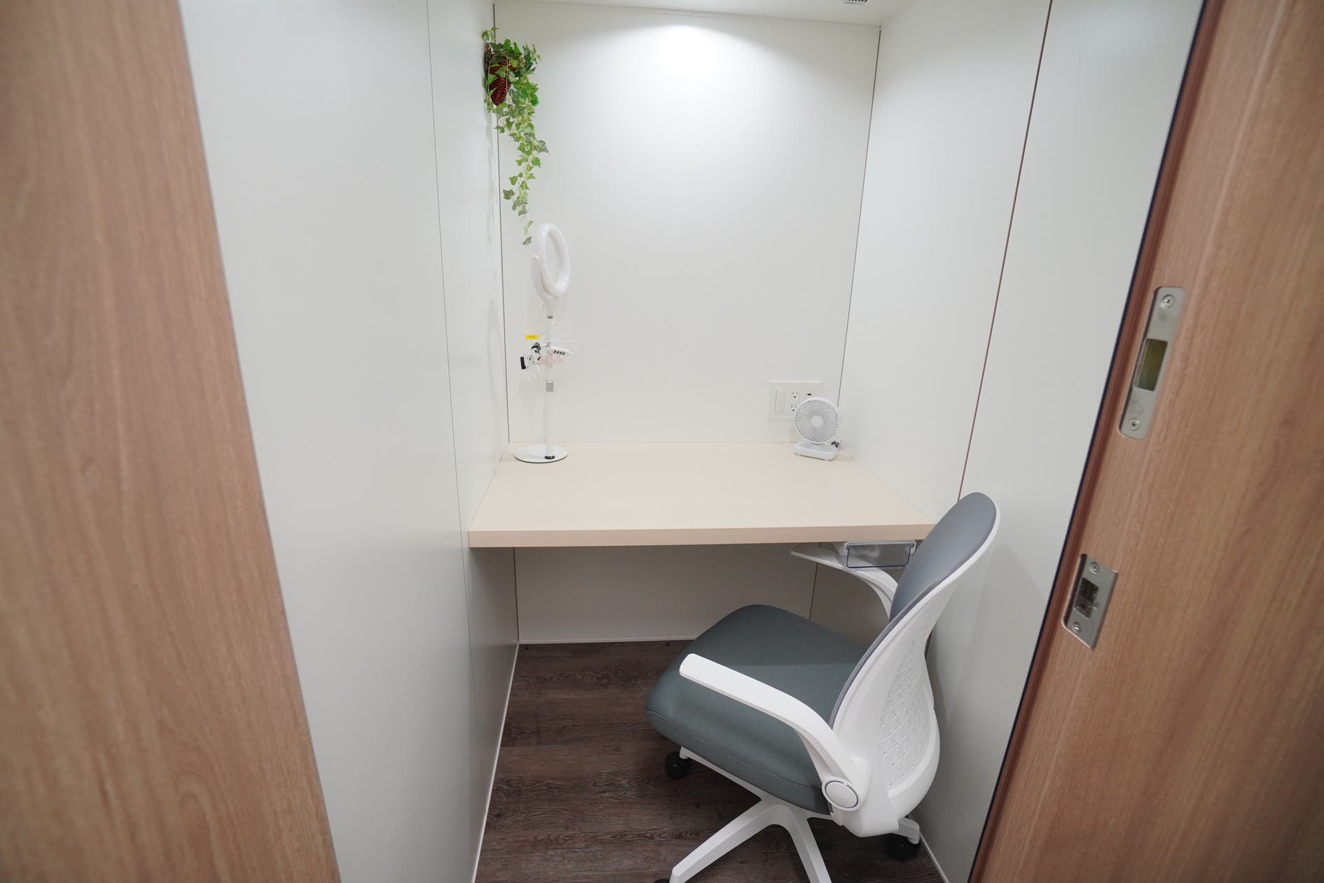 ＜ビズボ東京駅八重洲日本橋No.3＞【OPEN SALE】【換気ファン付完全個室】日本橋駅A7番出口徒歩1分🚃光Wi-Fi📶電源の写真4