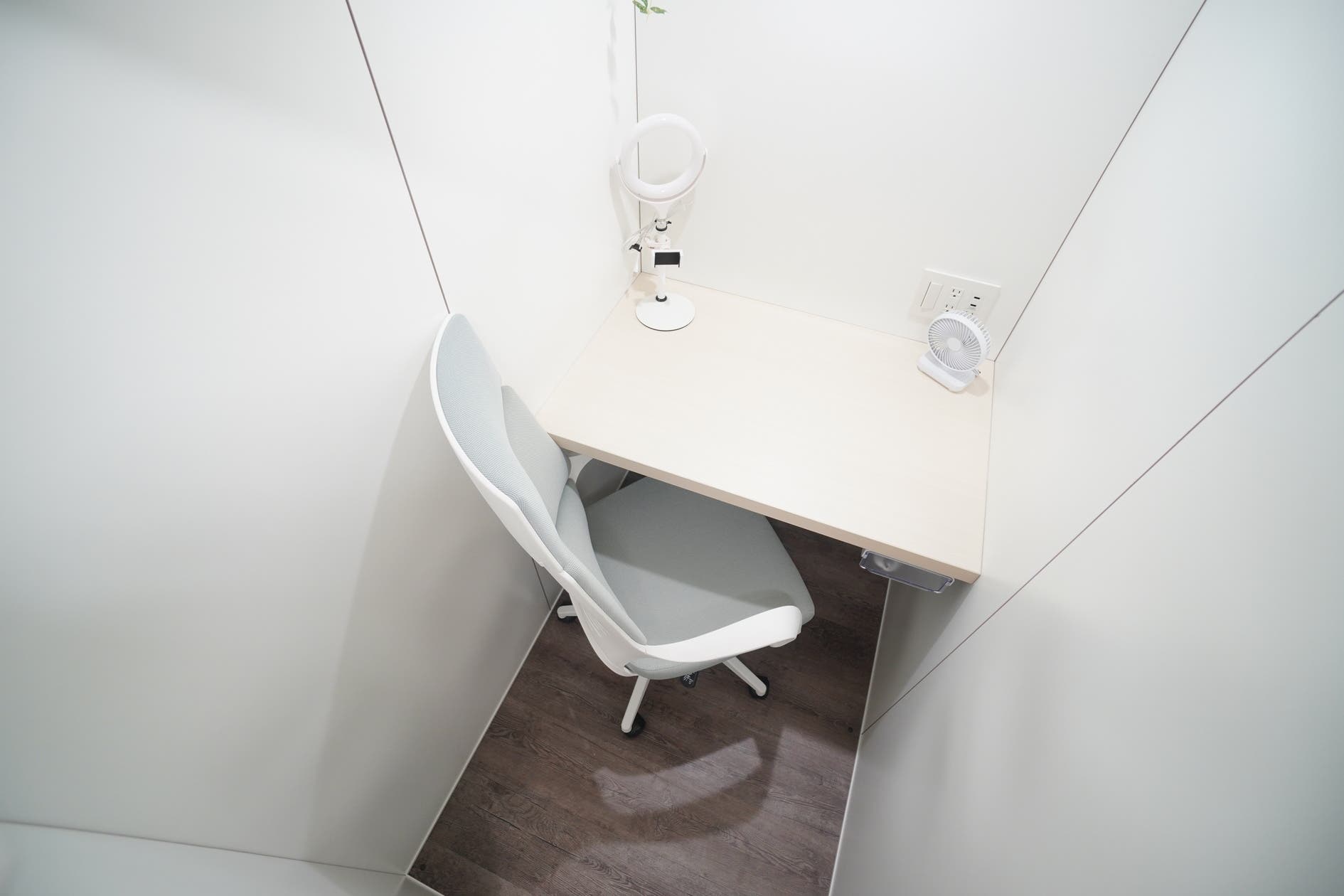 ＜ビズボ東京駅八重洲日本橋No.4＞【OPEN SALE】【換気ファン付完全個室】日本橋駅A7番出口徒歩1分🚃光Wi-Fi📶電源の写真3