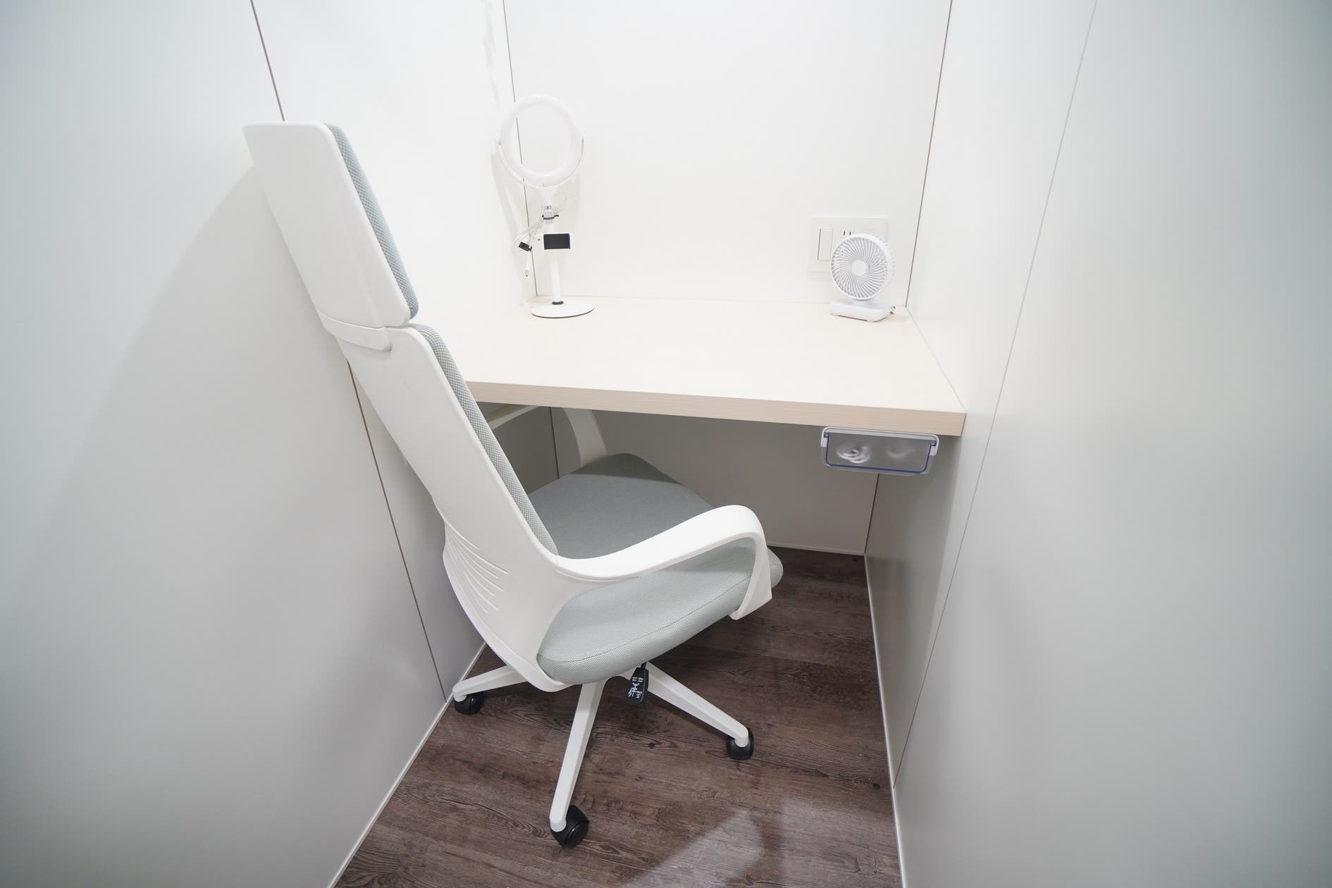 ＜ビズボ東京駅八重洲日本橋No.4＞【OPEN SALE】【換気ファン付完全個室】日本橋駅A7番出口徒歩1分🚃光Wi-Fi📶電源の写真4