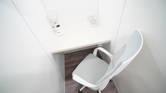 <ビズボ東京駅八重洲日本橋No.4>【OPEN SALE】【換気ファン付完全個室】日本橋駅A7番出口徒歩1分🚃光Wi-Fi📶電源の写真1