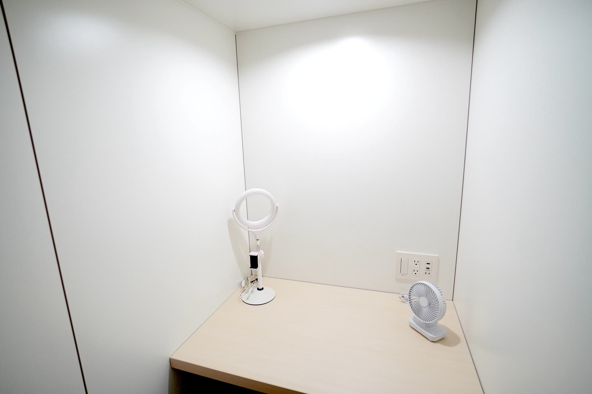 ＜ビズボ東京駅八重洲日本橋No.4＞【OPEN SALE】【換気ファン付完全個室】日本橋駅A7番出口徒歩1分🚃光Wi-Fi📶電源の写真2