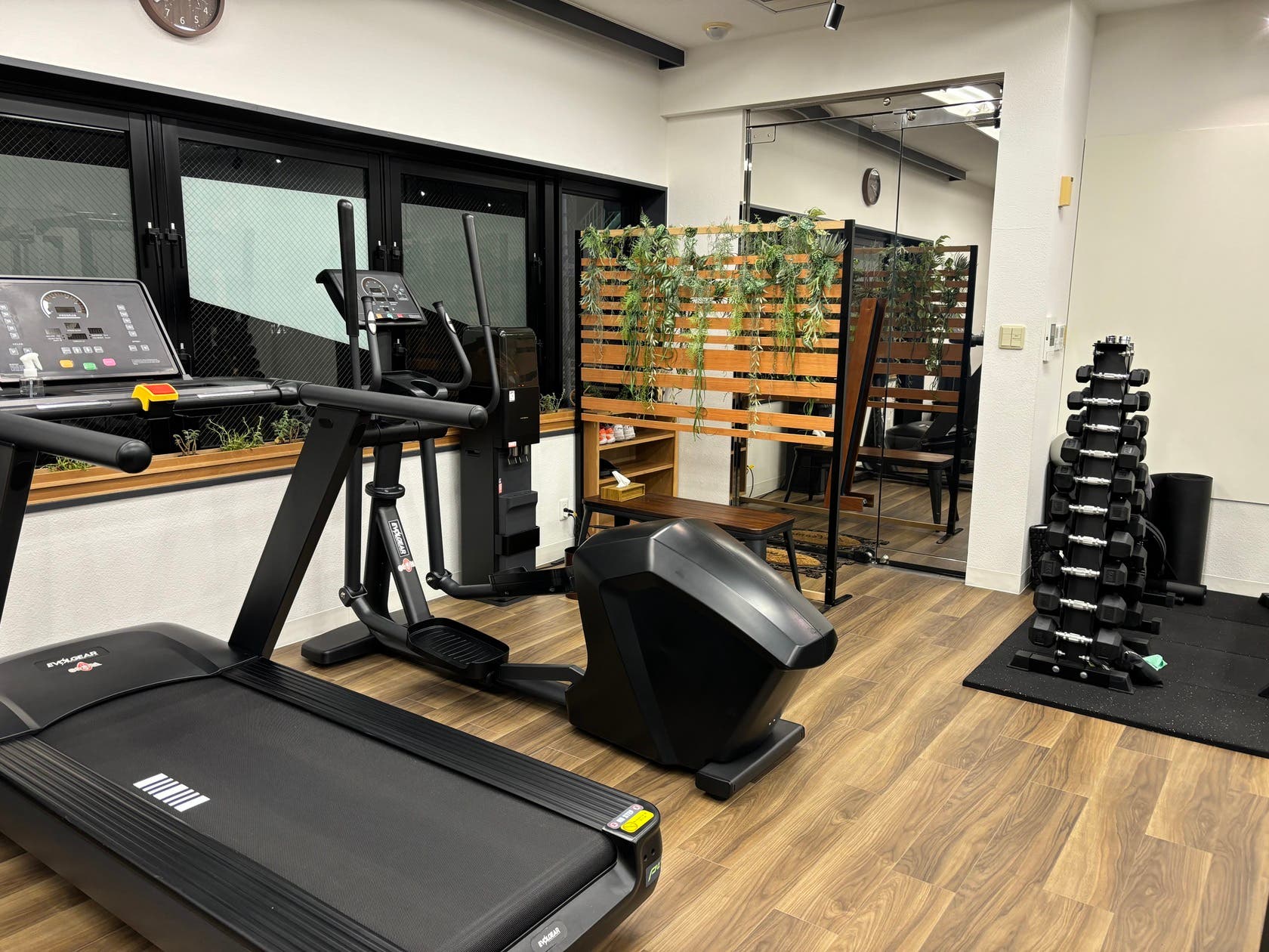 駅チカ！完璧な外観・内装！自然味溢れたフィットネススタジオの写真6