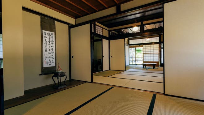 【名古屋から車で約45分】築350年の文化財邸宅スタジオです/定番の白ホリに趣ある和室と洋間/町並みでの撮影が可能ですの写真1