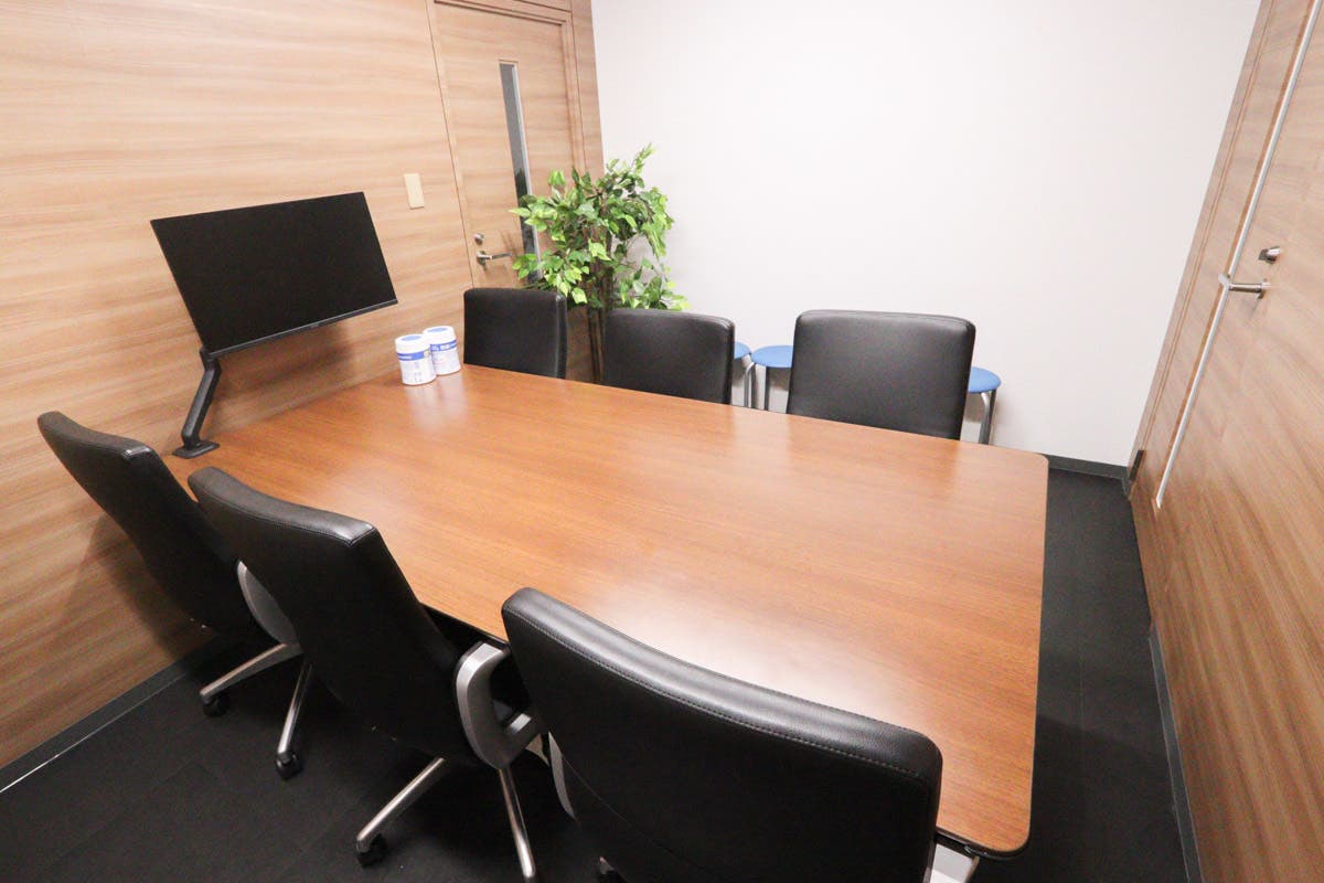 【梅田駅地下直結で最高の立地！大阪駅前第２ビル！10名利用可】大型モニター・WiFi全て無料！ふれあい貸し会議室 梅田No118の写真5