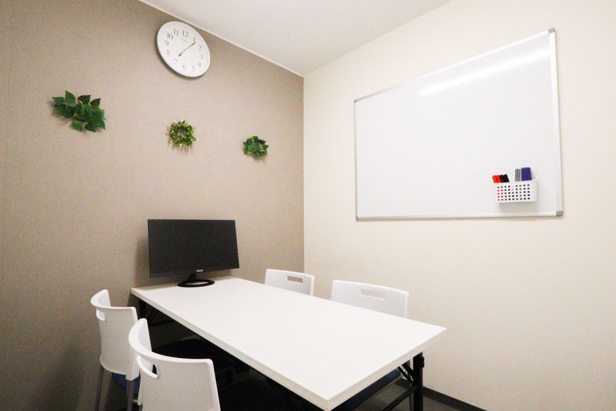 【梅田駅地下直結で最高の立地！大阪駅前第２ビル！6名利用可！】液晶モニター・WiFi全て無料！ふれあい貸し会議室 梅田No119の写真1