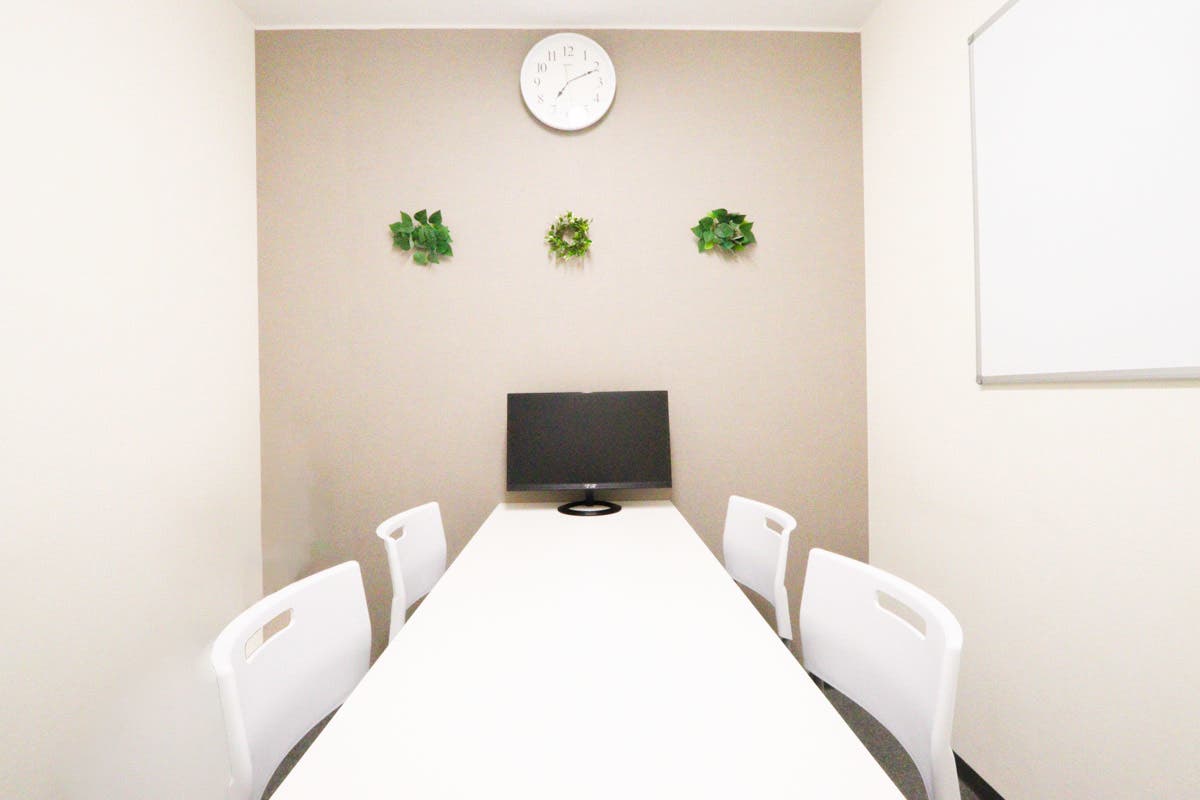 【梅田駅地下直結で最高の立地！大阪駅前第２ビル！6名利用可！】液晶モニター・WiFi全て無料！ふれあい貸し会議室 梅田No119の写真3