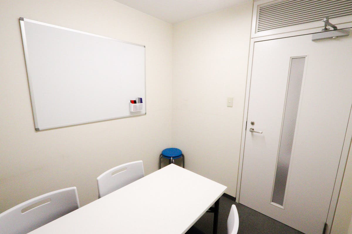 【梅田駅地下直結で最高の立地！大阪駅前第２ビル！6名利用可！】液晶モニター・WiFi全て無料！ふれあい貸し会議室 梅田No119の写真4