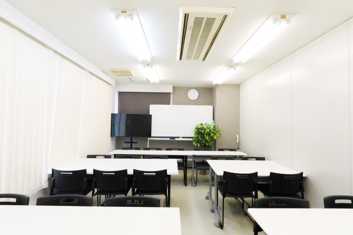 【心斎橋駅7番出口徒歩72秒！25名利用可！】50インチ大型モニター・WiFi無料！ふれあい貸し会議室 心斎橋No120の写真5