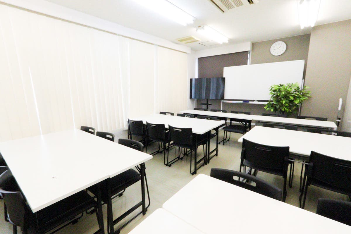 【心斎橋駅7番出口徒歩72秒！25名利用可！】50インチ大型モニター・WiFi無料！ふれあい貸し会議室 心斎橋No120の写真6