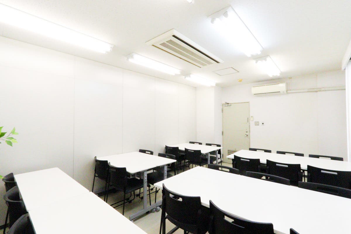 【心斎橋駅7番出口徒歩72秒！25名利用可！】50インチ大型モニター・WiFi無料！ふれあい貸し会議室 心斎橋No120の写真10