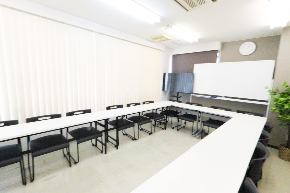 【心斎橋駅7番出口徒歩72秒！25名利用可！】50インチ大型モニター・WiFi無料！ふれあい貸し会議室 心斎橋No120の写真12