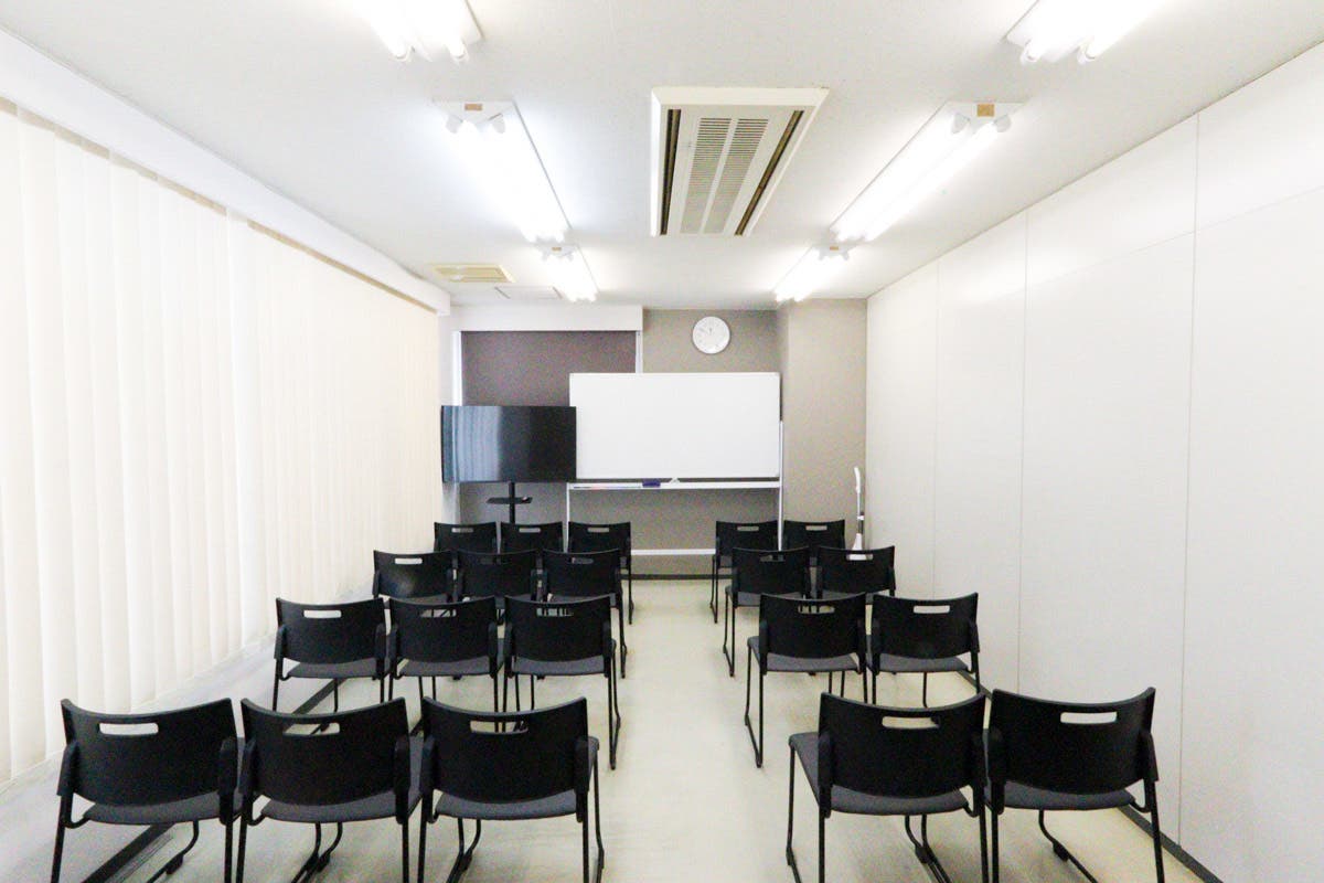 【心斎橋駅7番出口徒歩72秒！25名利用可！】50インチ大型モニター・WiFi無料！ふれあい貸し会議室 心斎橋No120の写真17