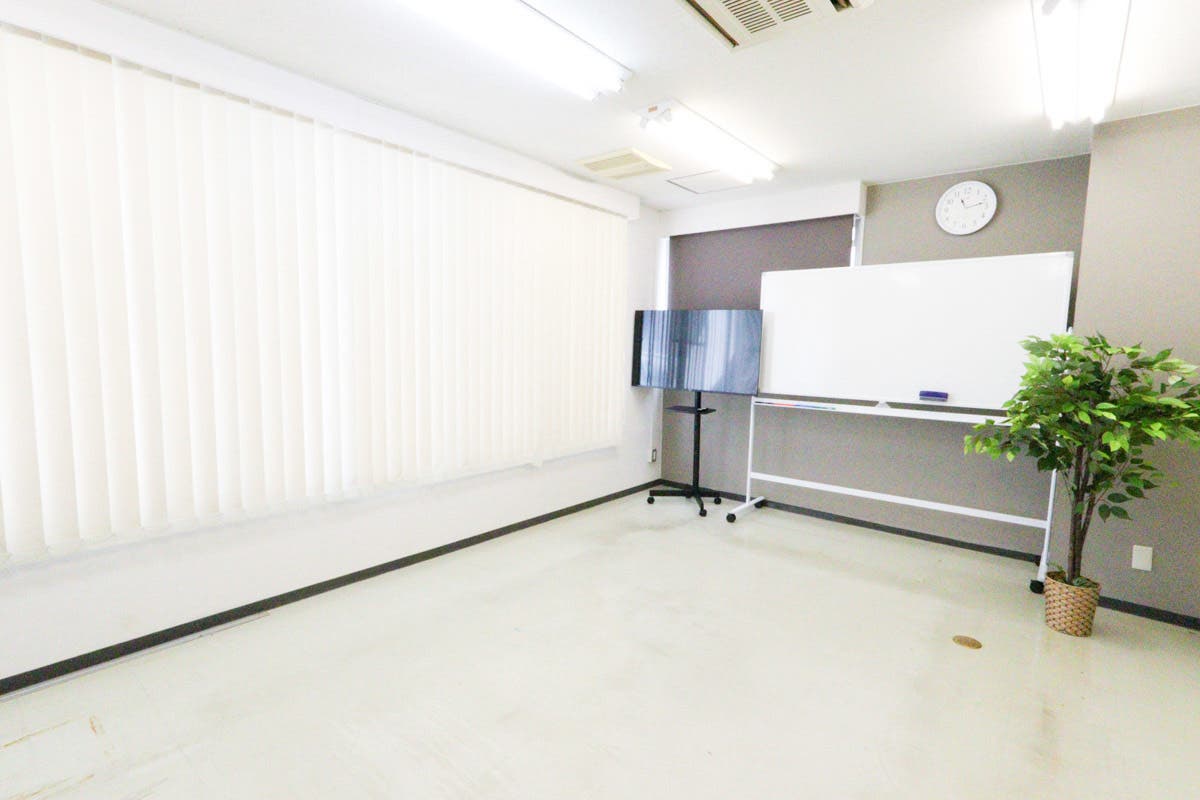 【心斎橋駅7番出口徒歩72秒！25名利用可！】50インチ大型モニター・WiFi無料！ふれあい貸し会議室 心斎橋No120の写真23